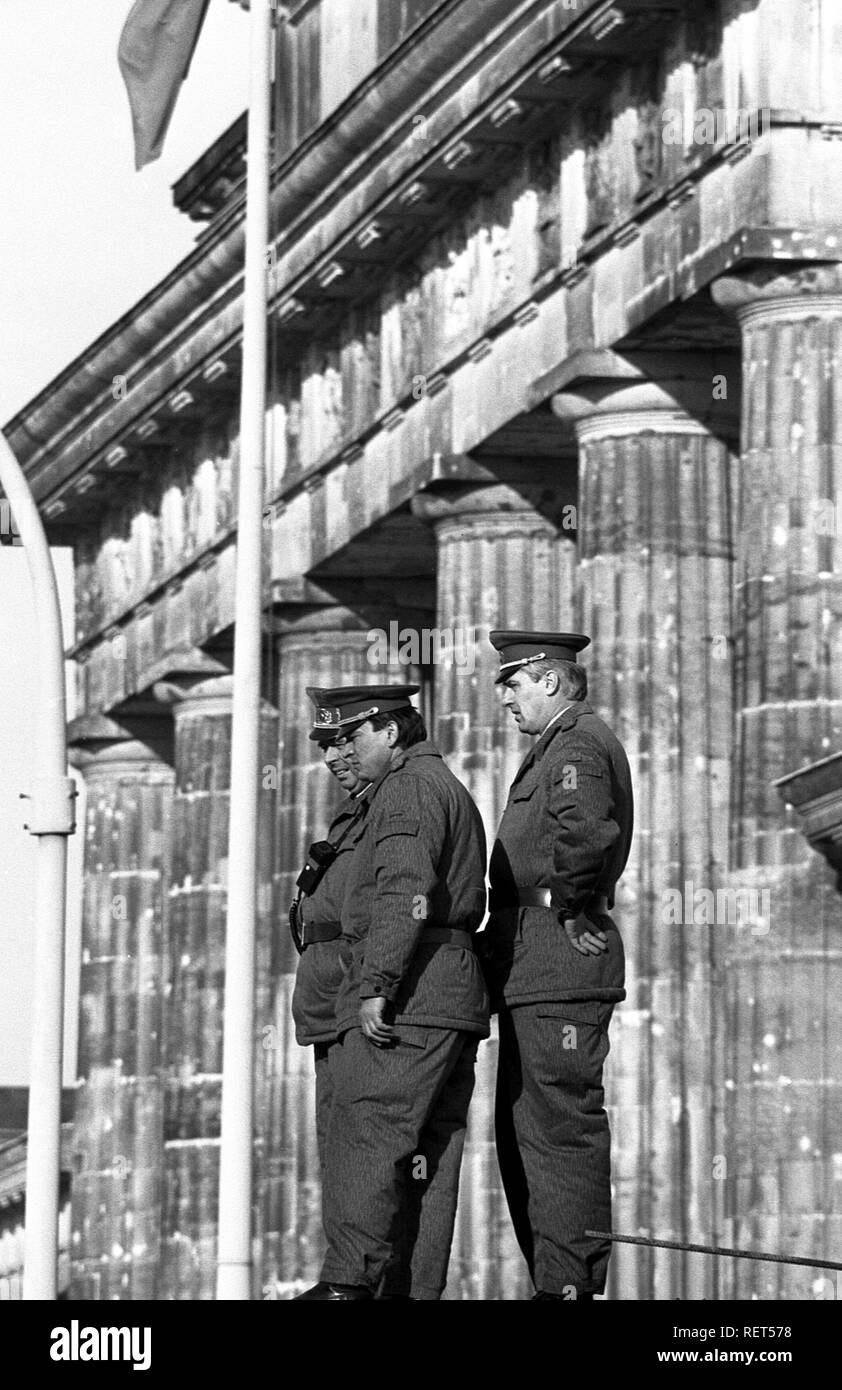 Fall der Berliner Mauer vor dem Brandenburger Tor, Berlin ...