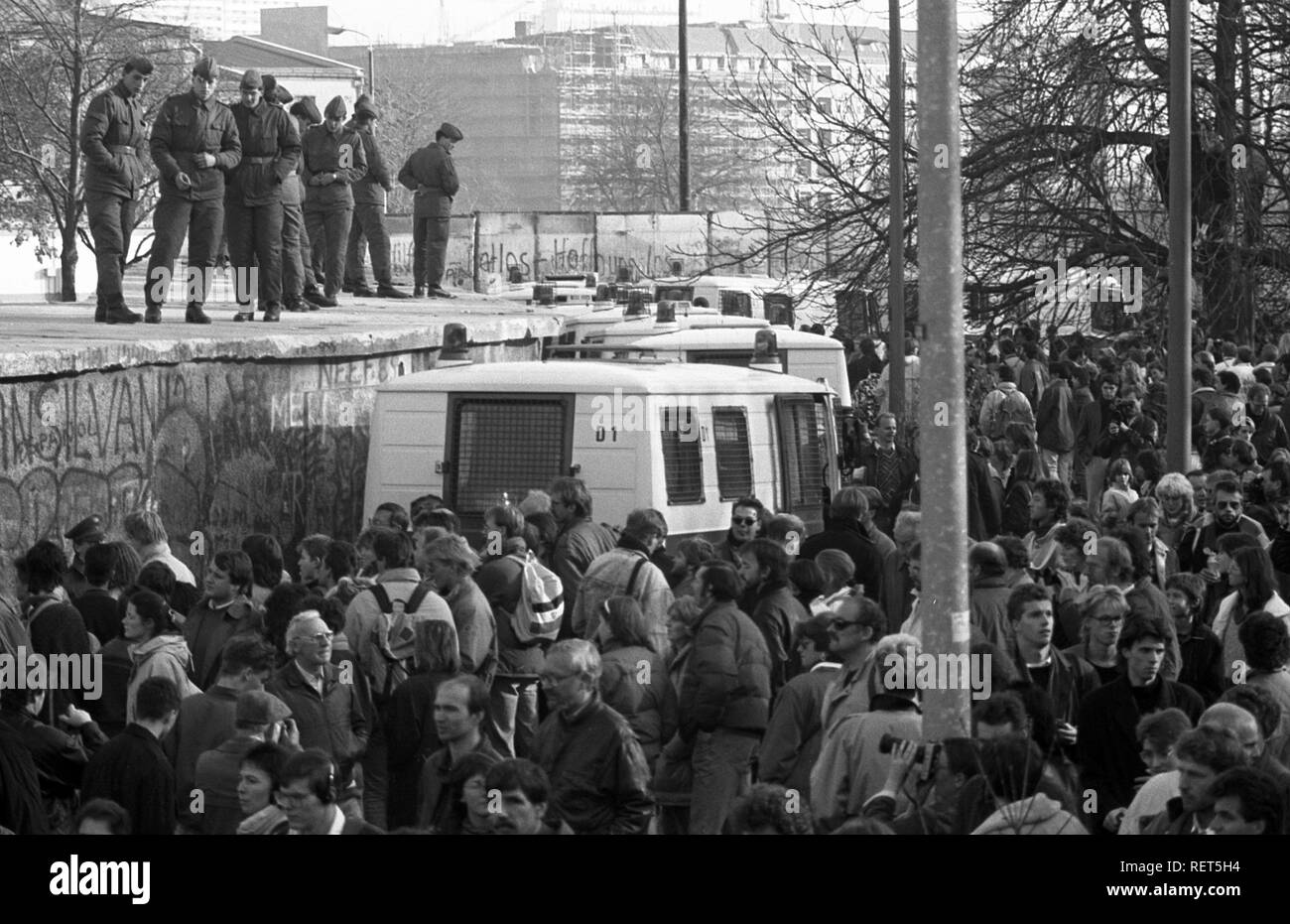 Fall of berlin wall crowd -Fotos und -Bildmaterial in hoher Auflösung ...