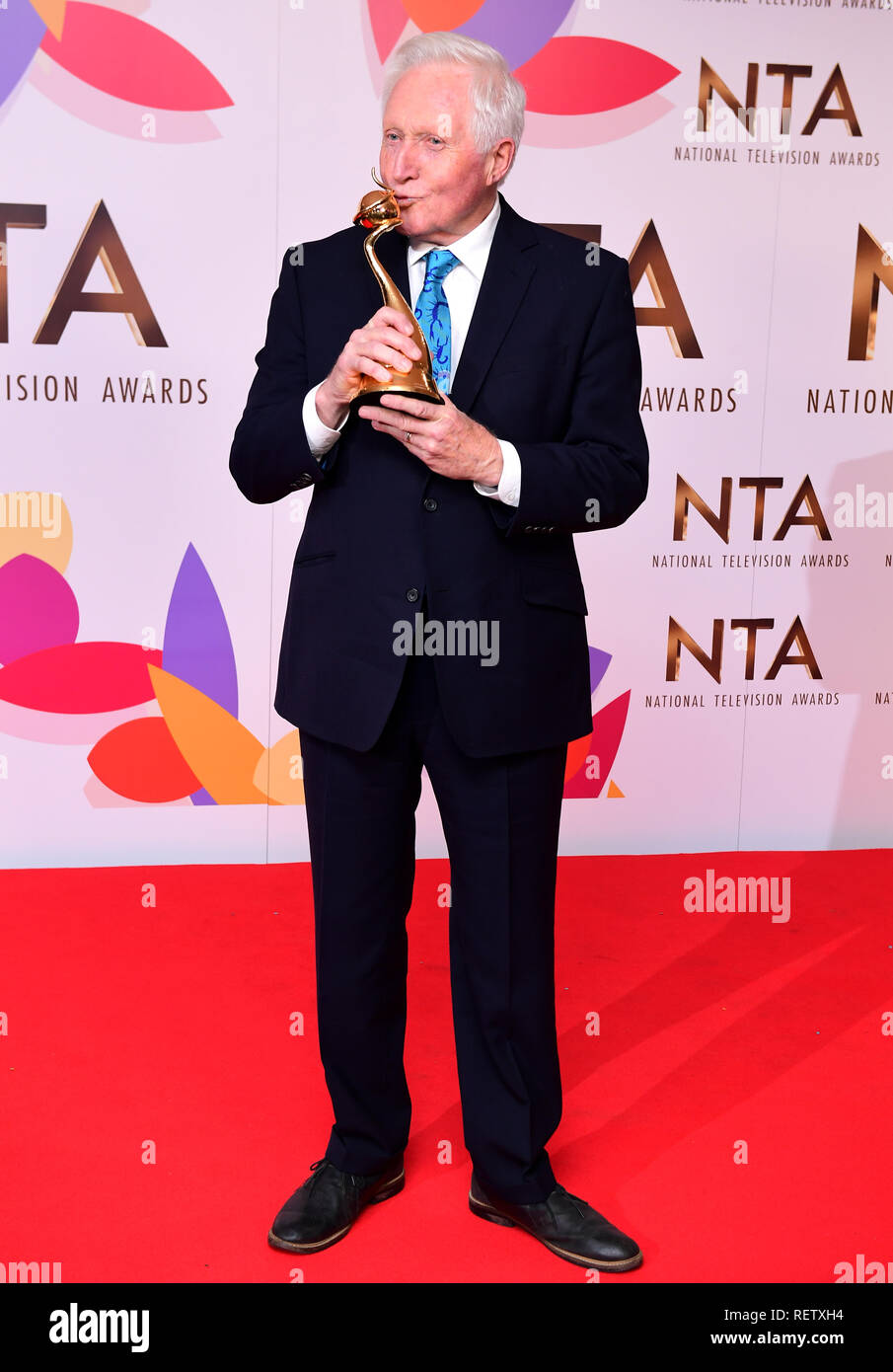 David Dimbleby mit dem Special Recognition Award in der Presse Zimmer ...