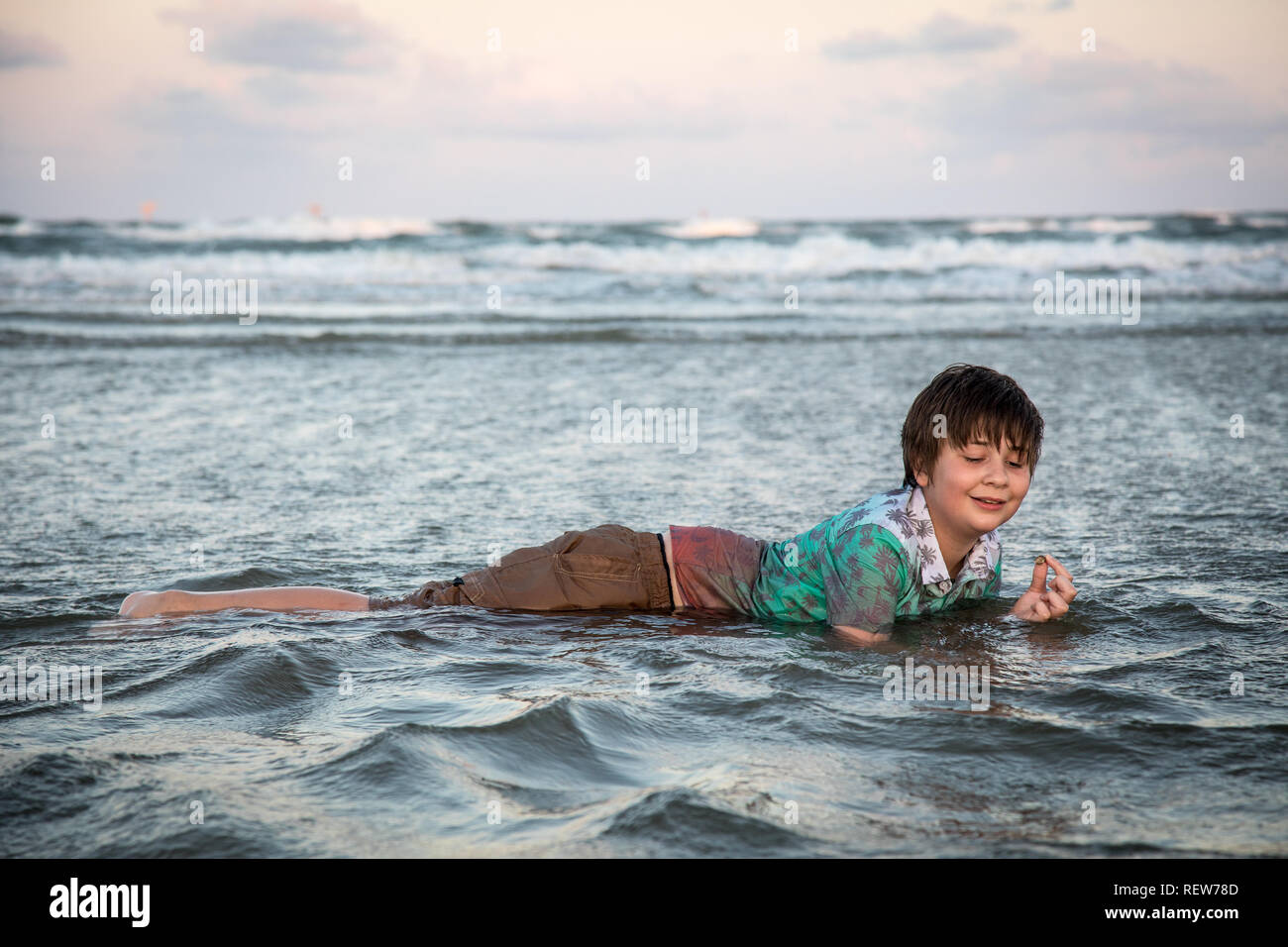 Mädchen und jungen am strand im wasser -Fotos und -Bildmaterial in ...
