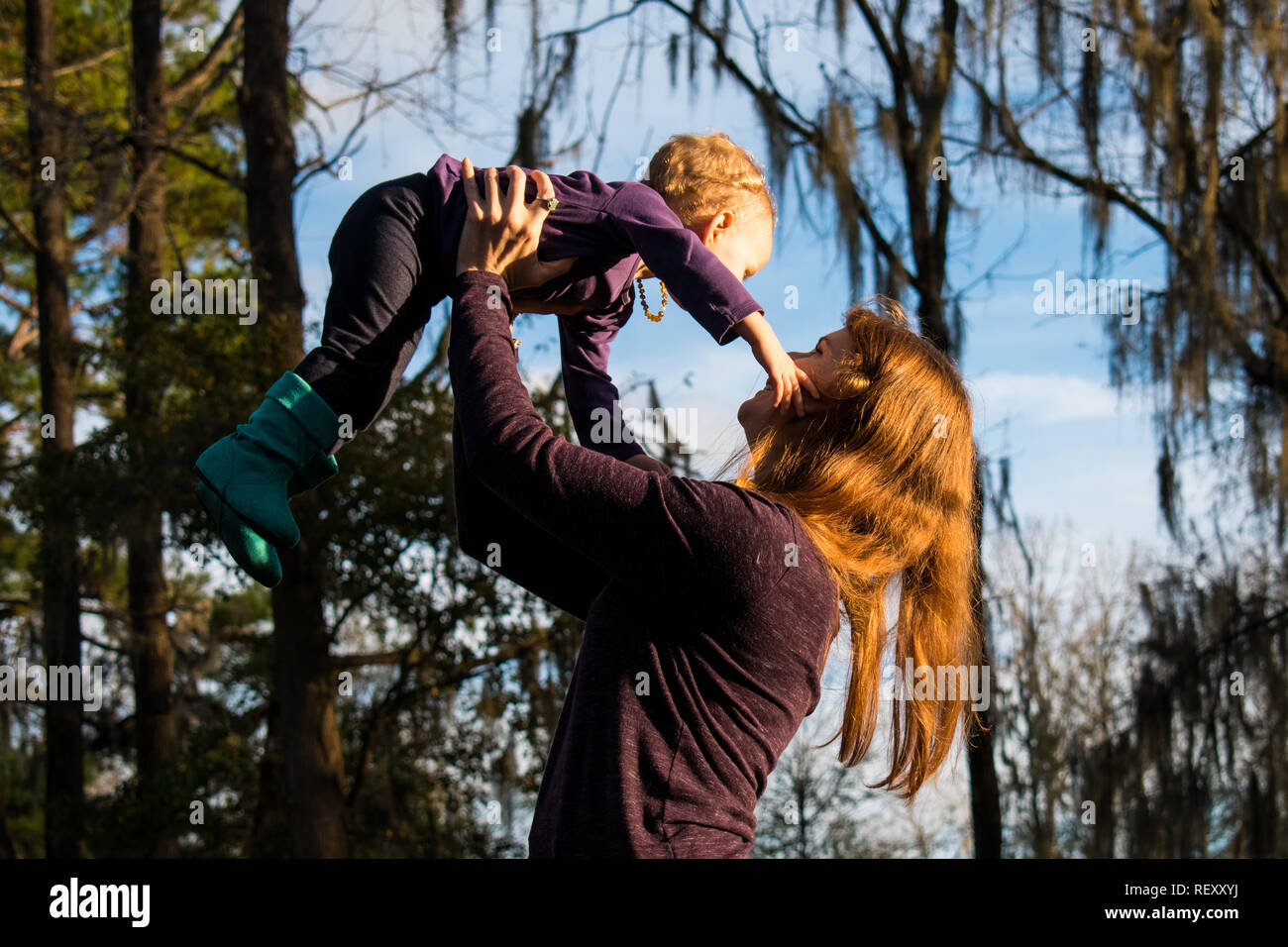 Mutter heben kind -Fotos und -Bildmaterial in hoher Auflösung – Alamy