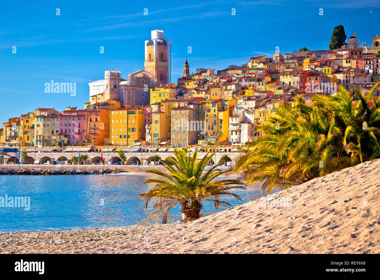 Bunte Cote d Azur Stadt Menton Strand und Architektur, Alpes-Maritimes ...