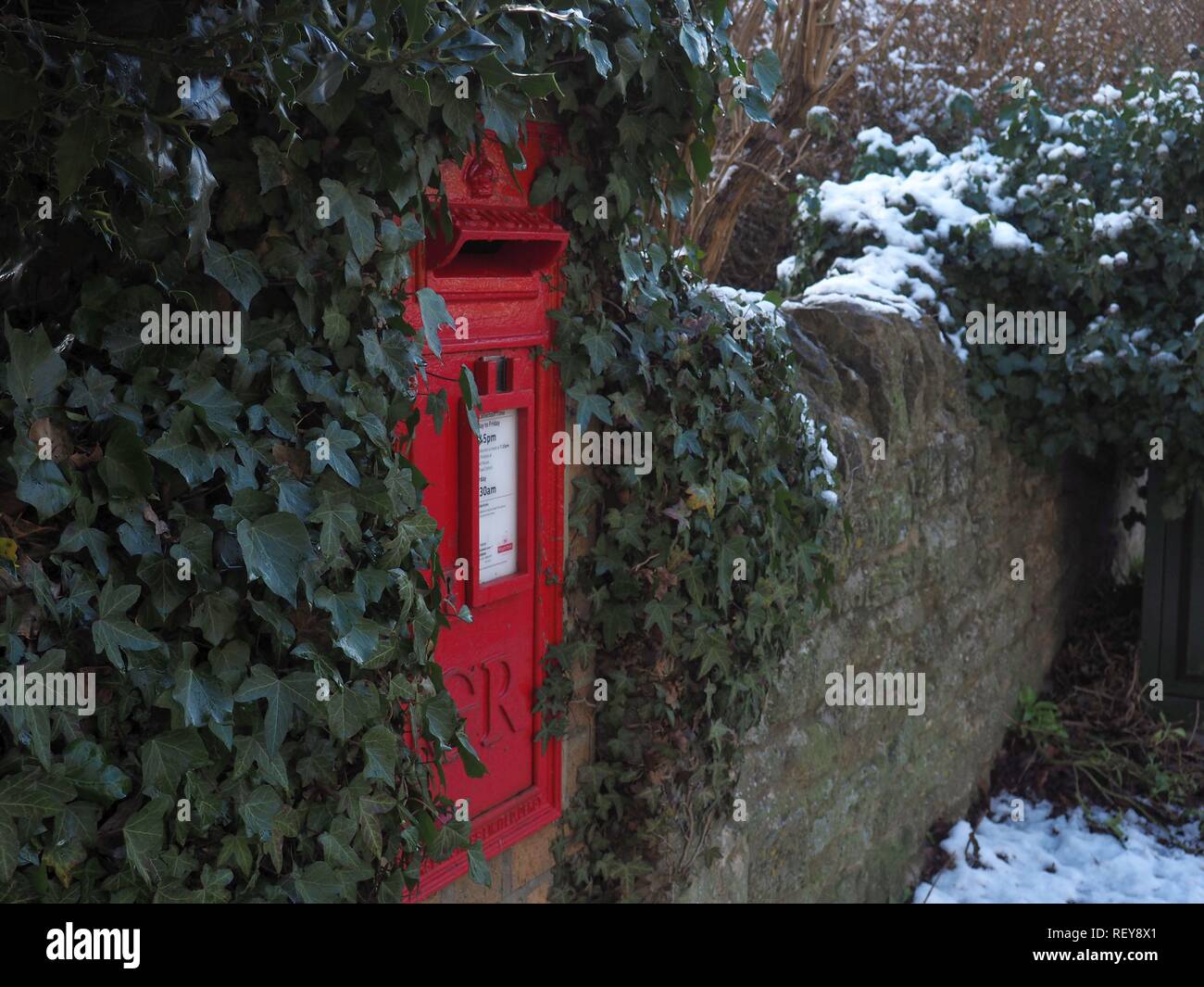 Roter briefkasten in einer steinmauer -Fotos und -Bildmaterial in hoher ...