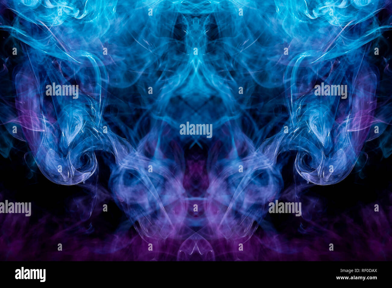 Dicke bunte Rauch von blau, pink und rot in der Form eines Schädels ...