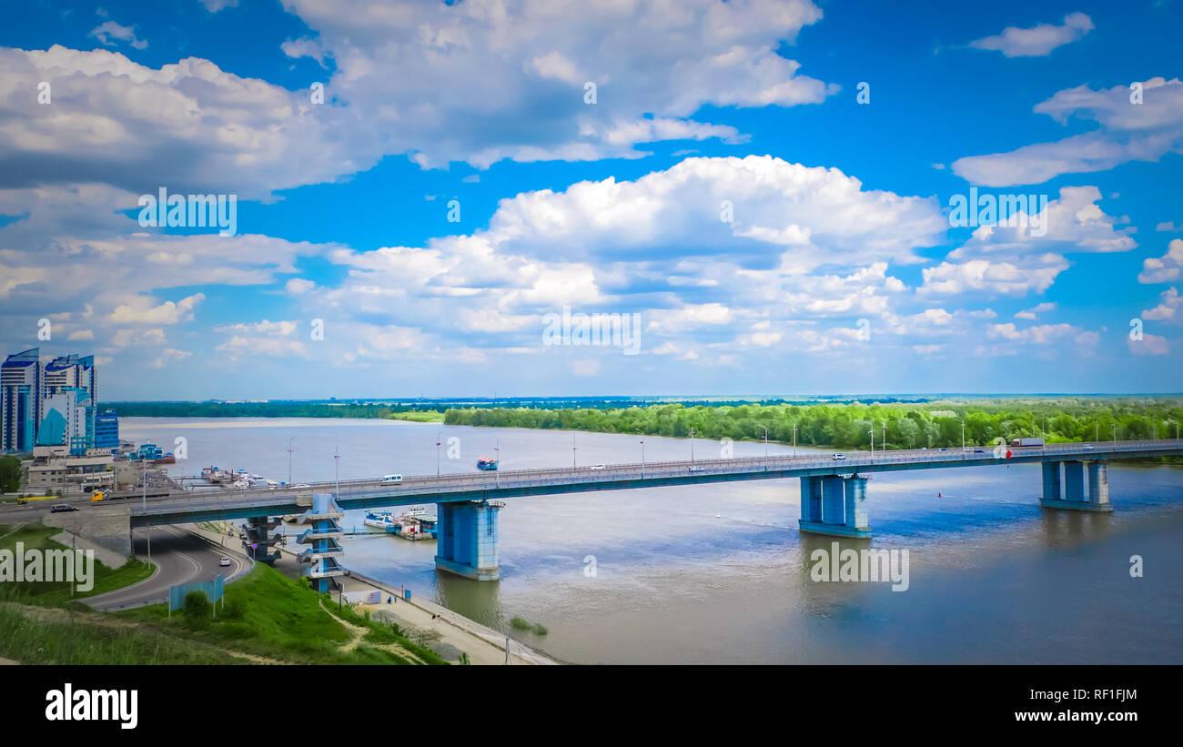Eine moderne Brücke über einen breiten Ob Fluss mit einer modernen ...