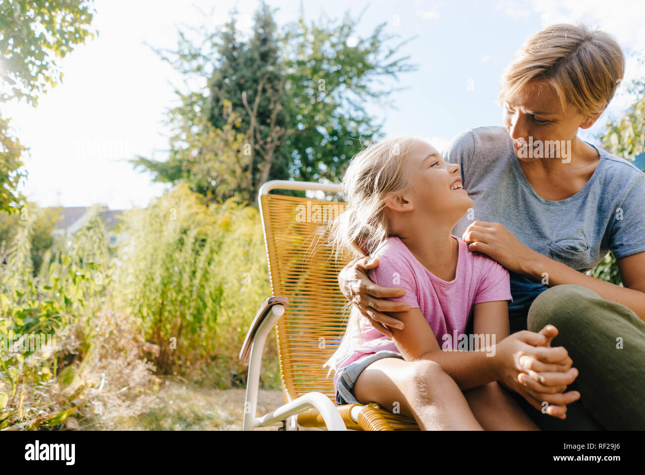 Lustige umarmung -Fotos und -Bildmaterial in hoher Auflösung – Alamy