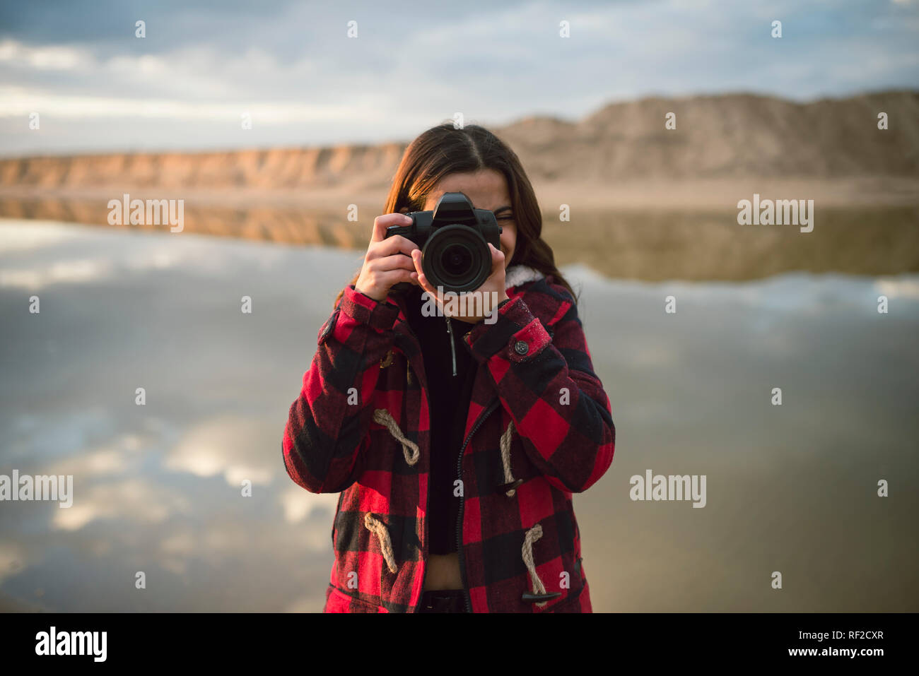 Frau am strand fotografieren -Fotos und -Bildmaterial in hoher ...