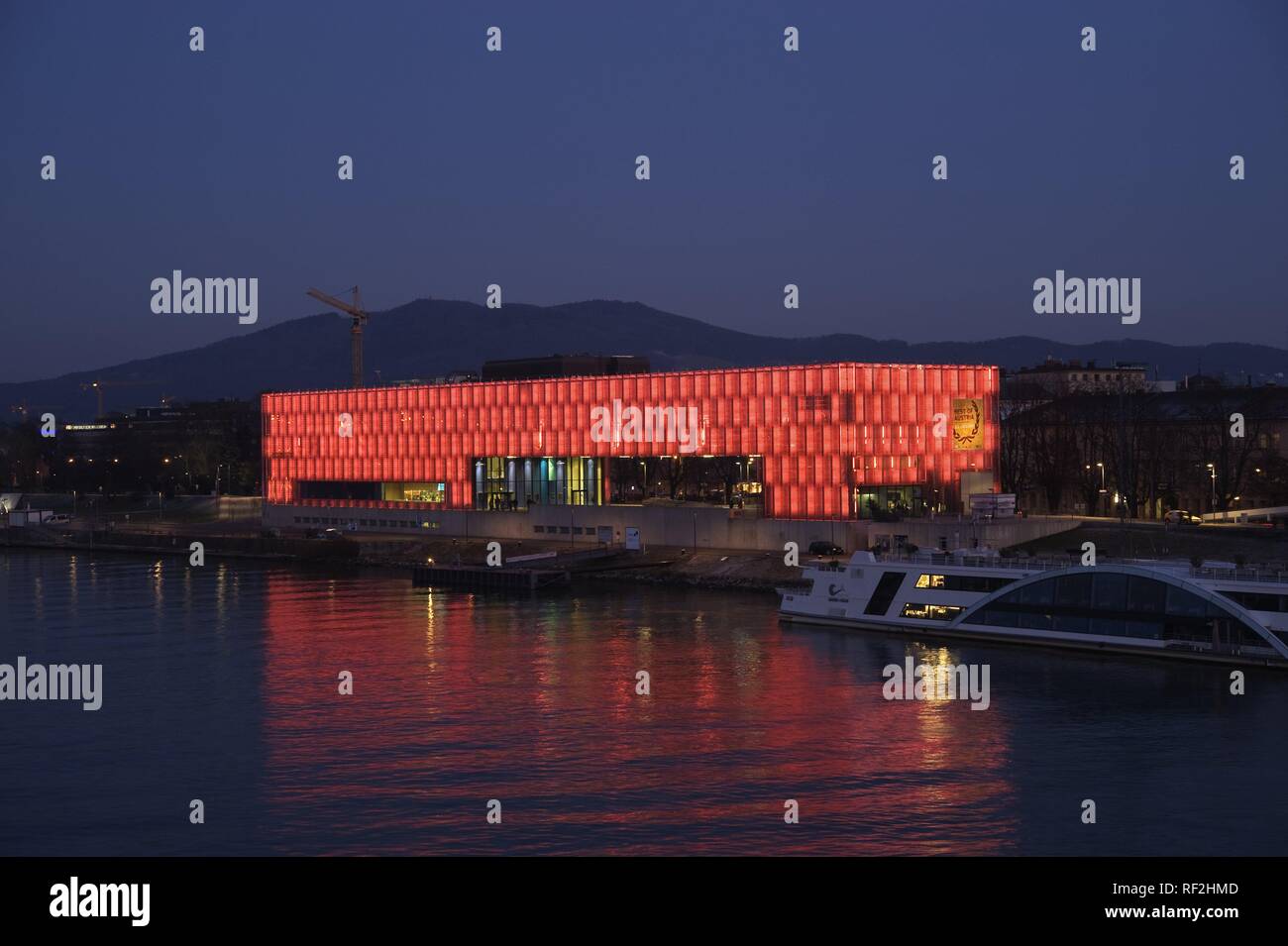 Das Lentos Kunstmuseum Linz ist ein Museums der Avantgarde in Linz. Als ...
