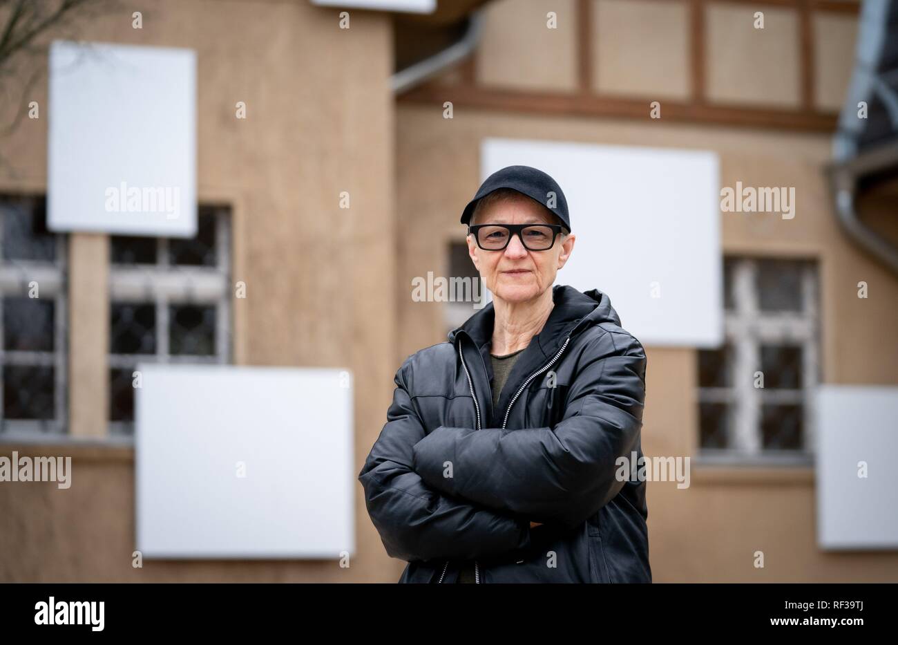 24 Januar 2019, Berlin: Der Bildhauer Karin Sander vor dem Haus steht ...