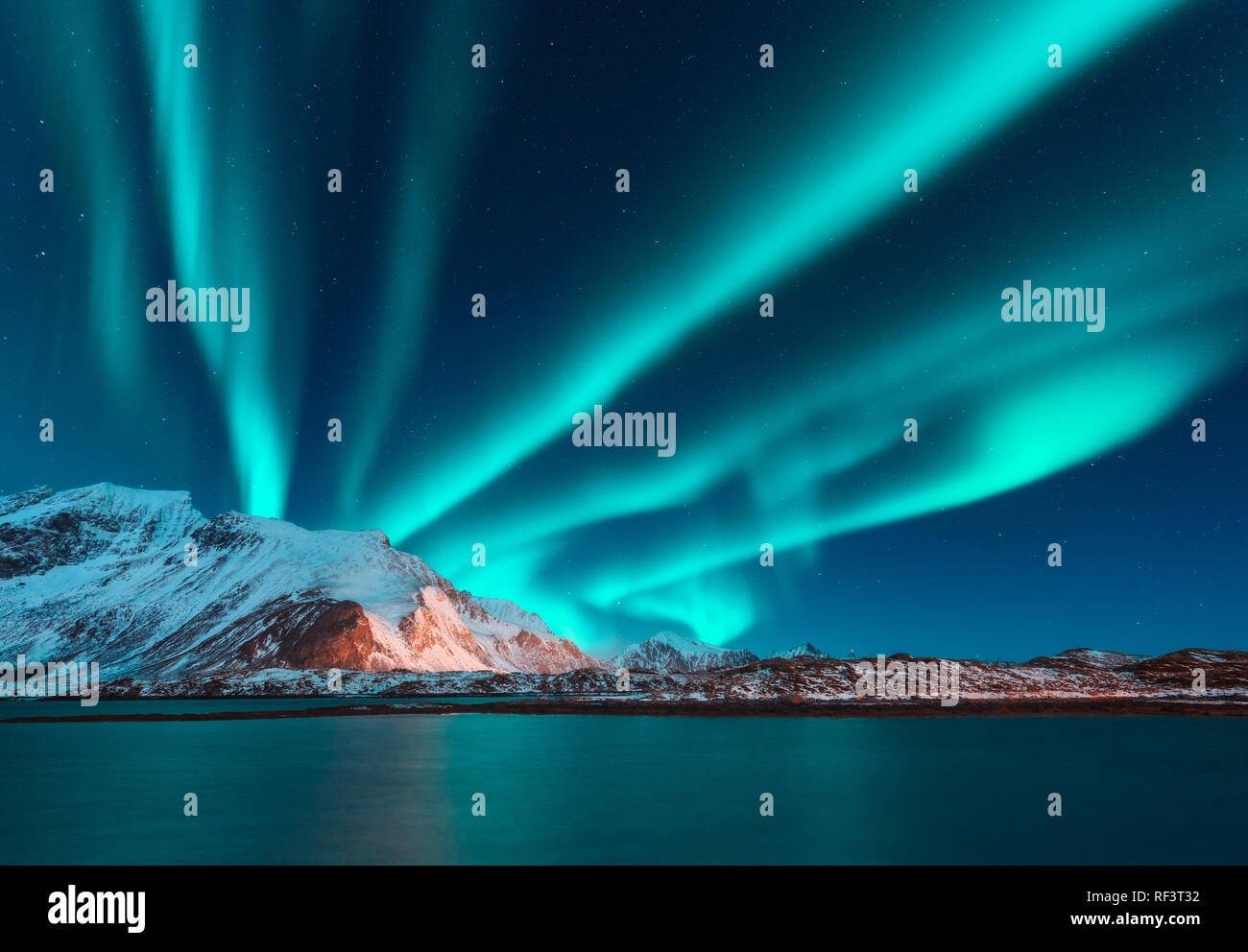 Aurora borealis über die schneebedeckten Berge auf den Lofoten Inseln ...