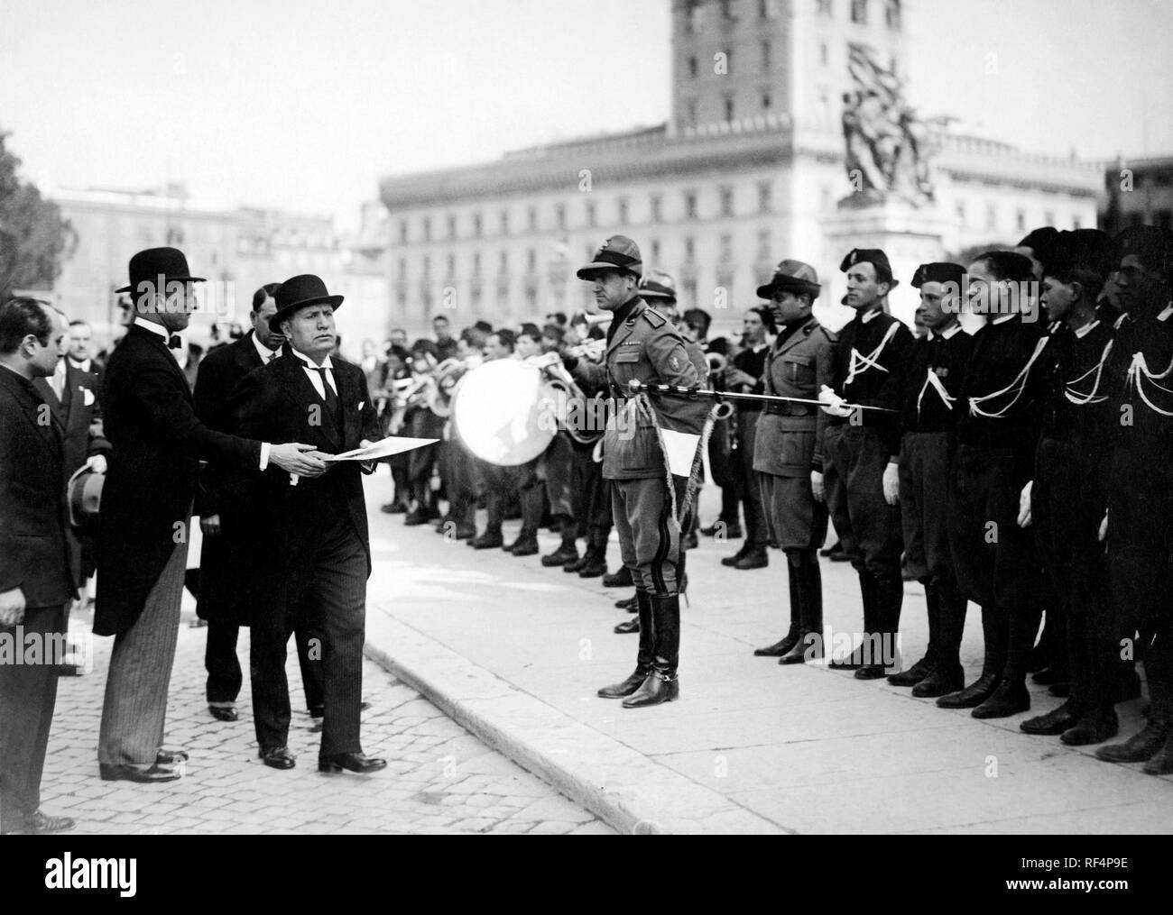 Benito mussolini uniform -Fotos und -Bildmaterial in hoher Auflösung ...