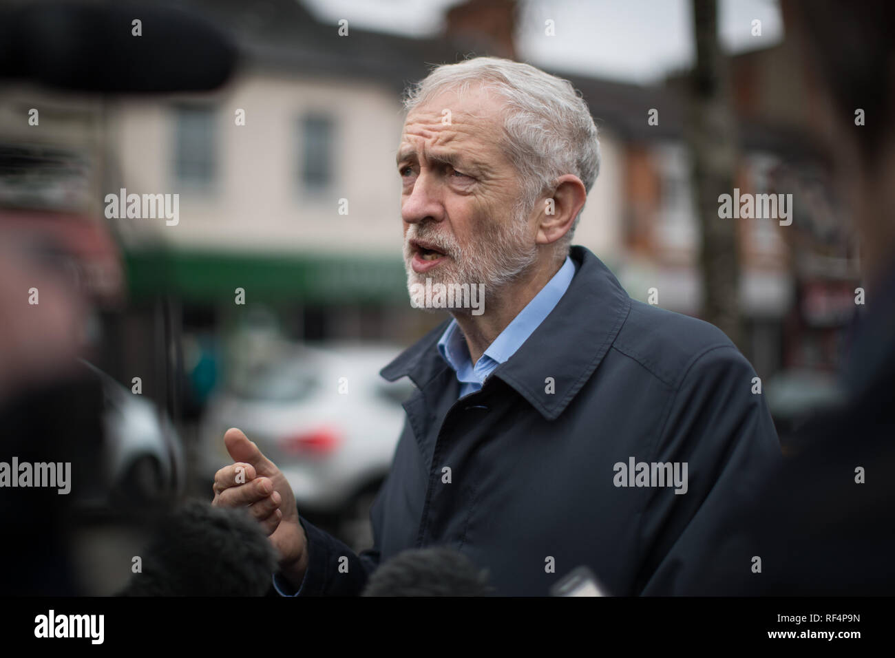 Der Führer der Jeremy Corbyn bei einem Besuch Wolverton, Milton Keynes ...