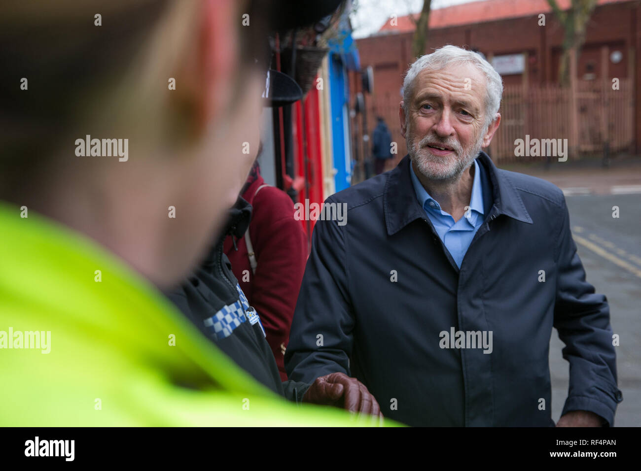Arbeiterführer jeremy corbyn bei einem besuch in wolverton -Fotos und ...