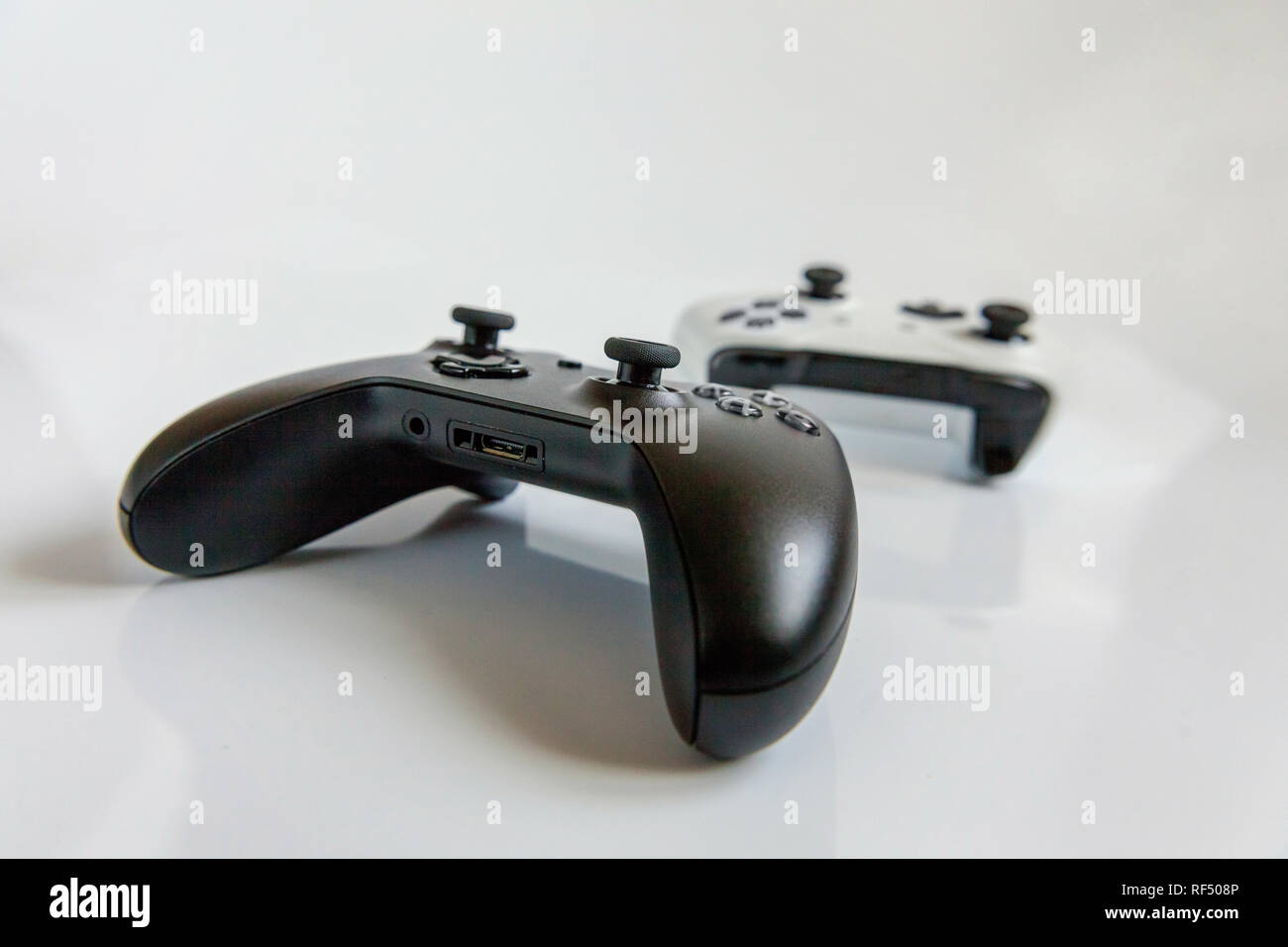 Weiß und Schwarz zwei Joystick Gamepad, Game Konsole auf weißem Hintergrund. Computer gaming ...