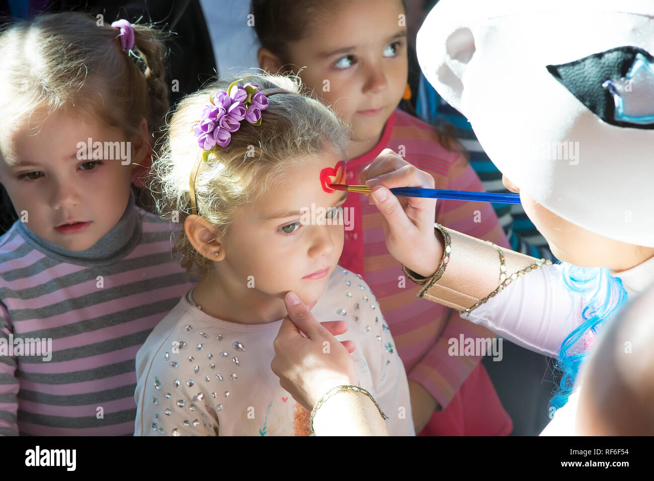 Einhorn gesicht malen -Fotos und -Bildmaterial in hoher Auflösung – Alamy