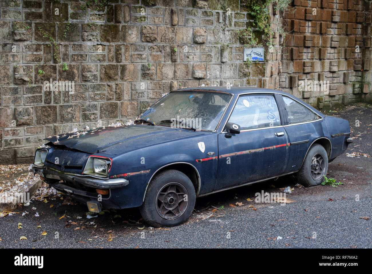 Alte Auto zerstört ist auf der Strasse, blau Oldtimer Opel Manta ...