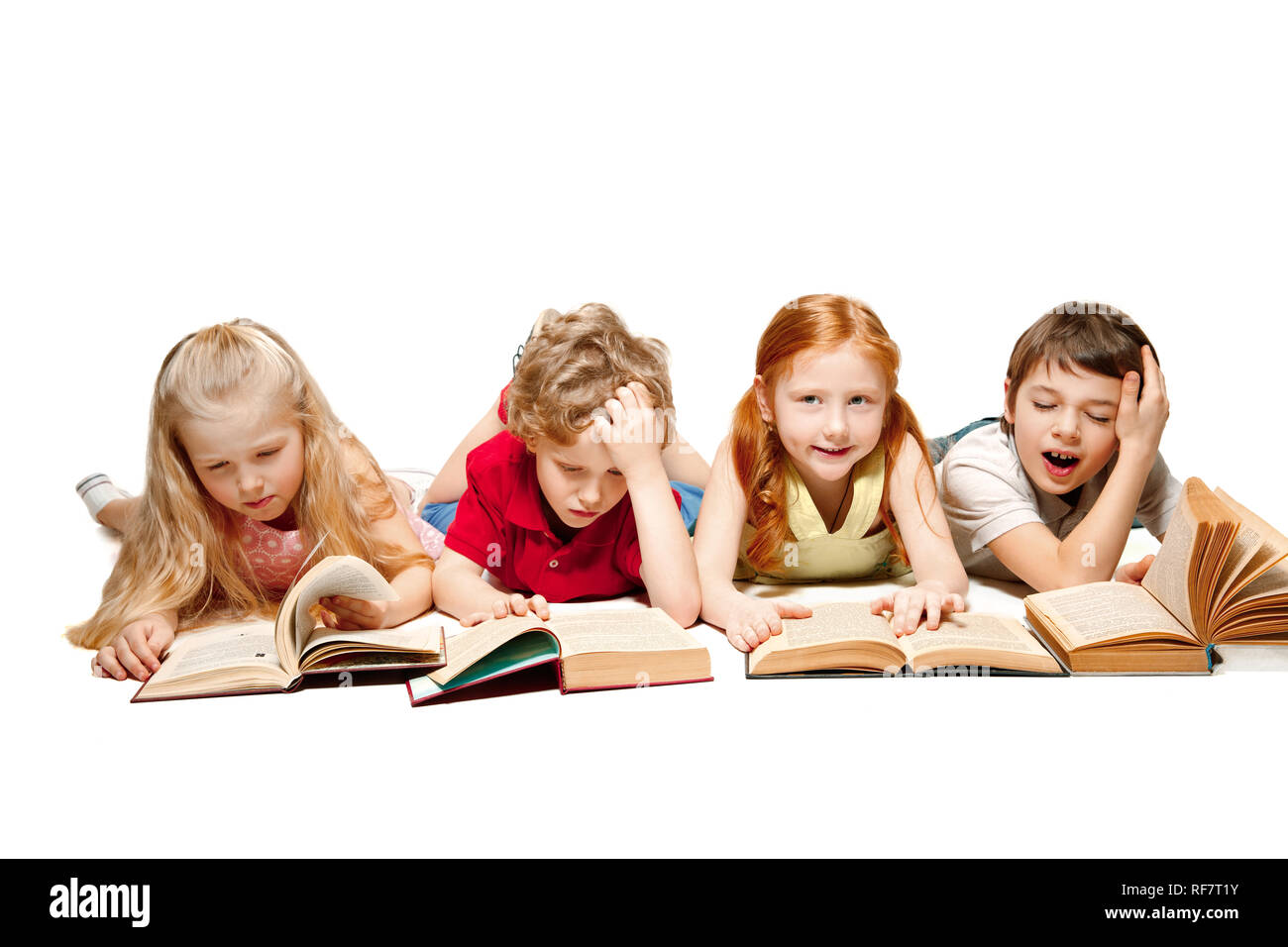 Die Kinder Jungen und Mädchen Verlegung mit Büchern im Studio, Lächeln ...