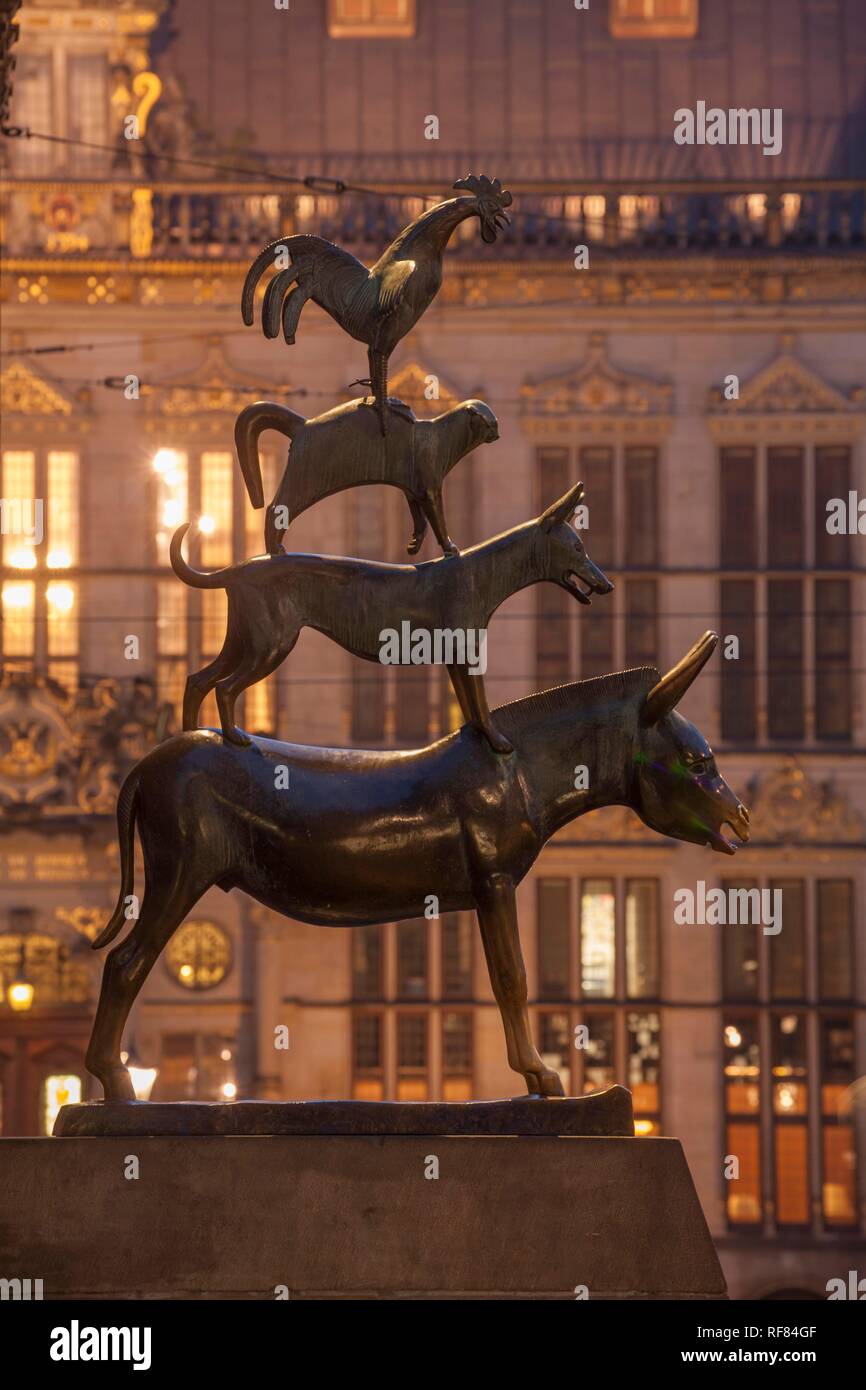 Statue bremen stadtmusikanten -Fotos und -Bildmaterial in hoher ...