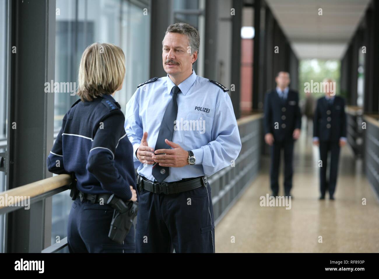 Neue blaue uniformen der polizei -Fotos und -Bildmaterial in hoher ...