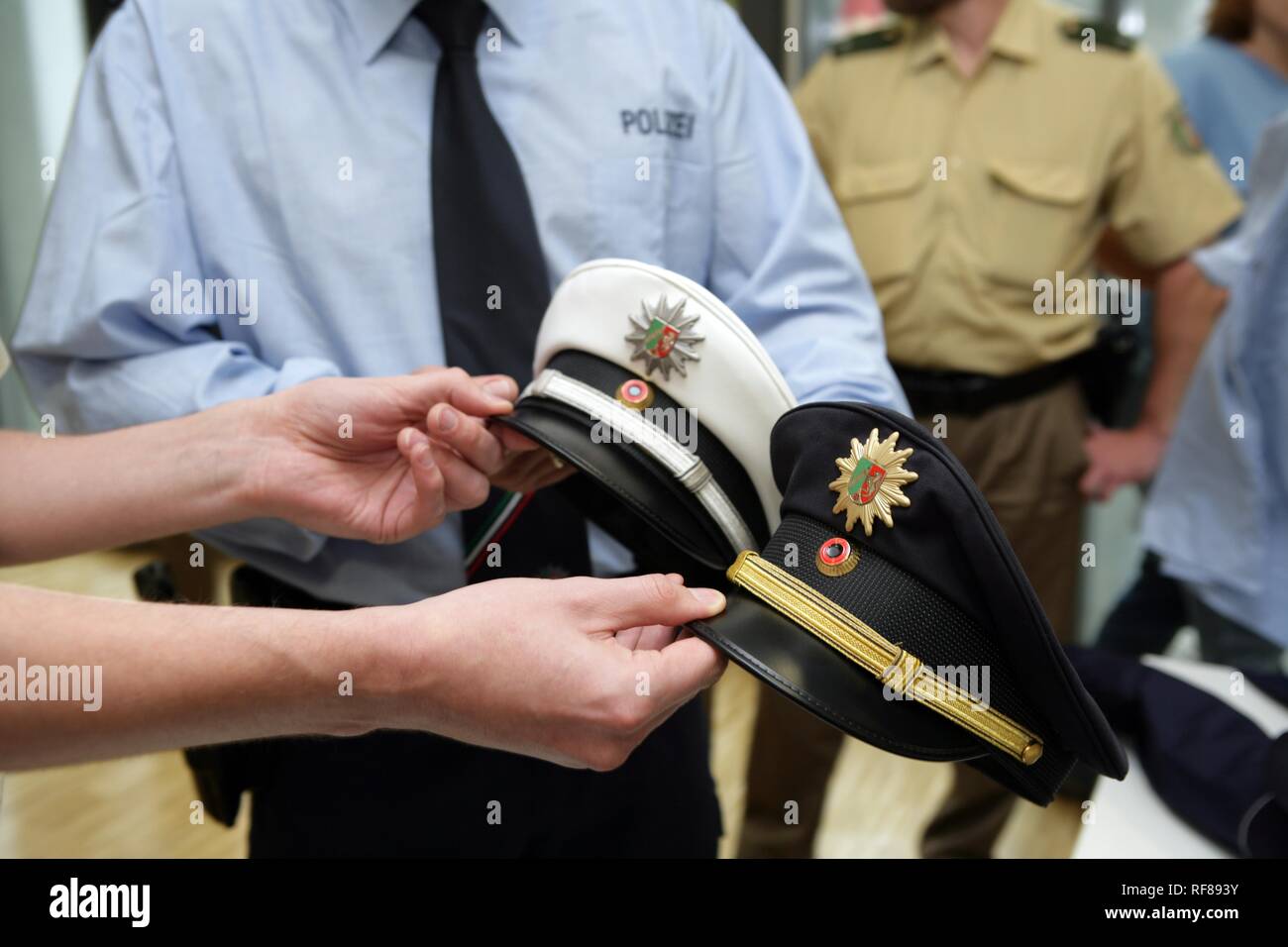 Neue blaue uniformen der polizei -Fotos und -Bildmaterial in hoher ...