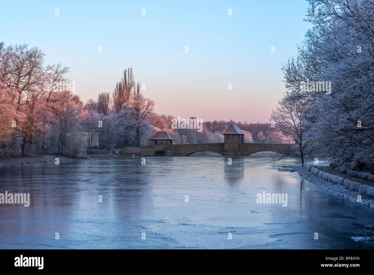 Leipzig im Frost, vereister Fluss Weiße Elster und Palmengartenwehr im ...