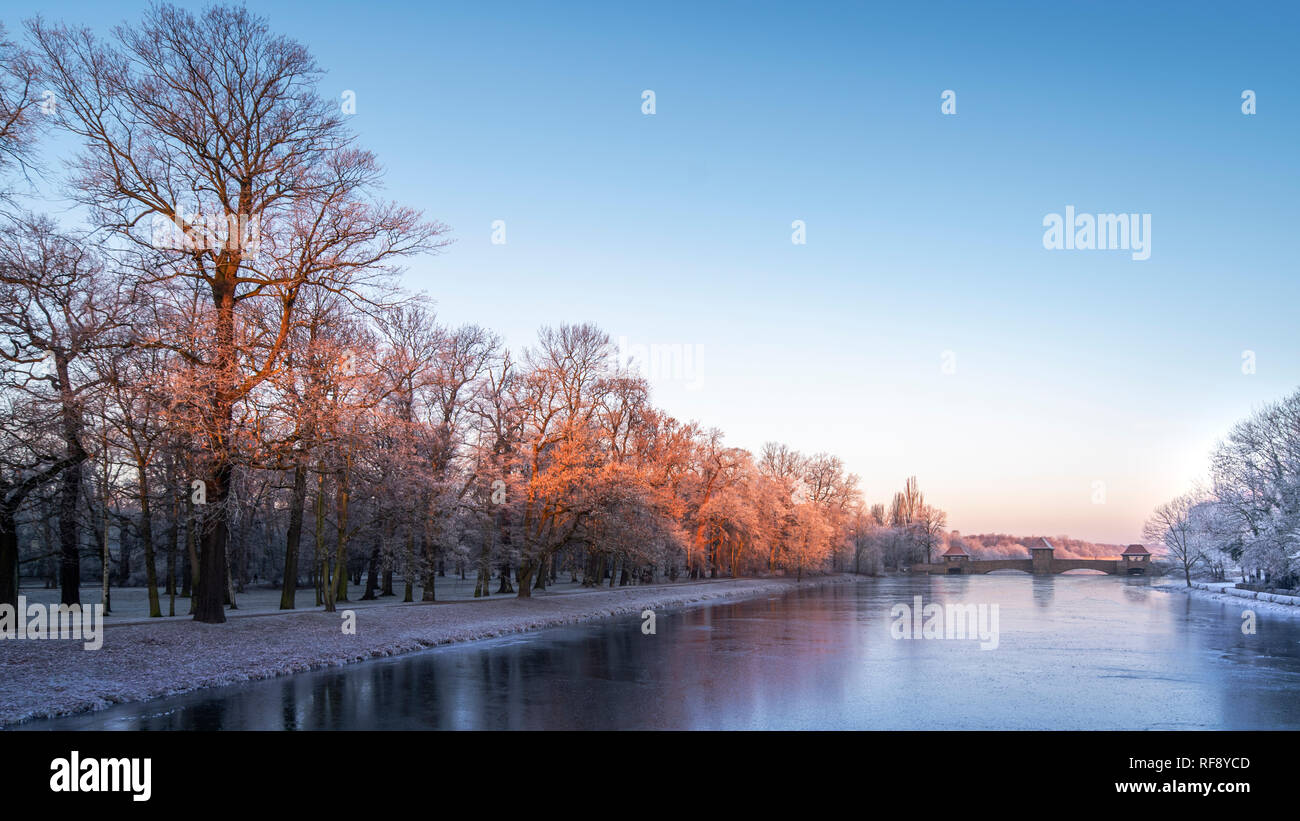 Leipzig im Frost, vereister Fluss Weiße Elster und Palmengartenwehr im ...