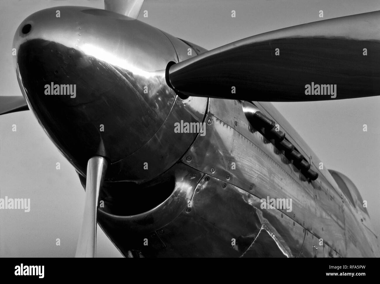 Flugzeug nase Schwarzweiß-Stockfotos und -bilder - Alamy