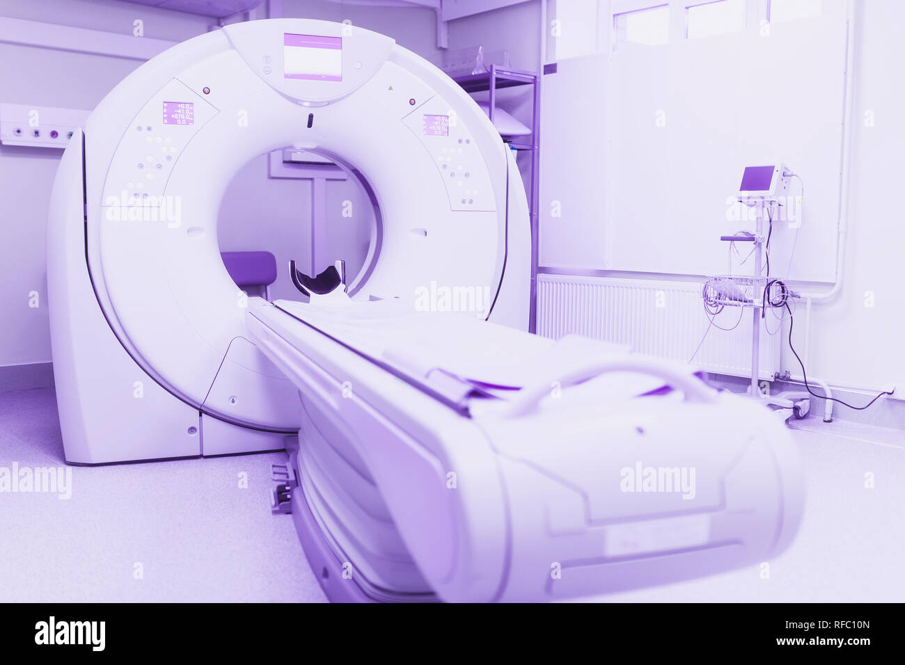 CT (Computertomographie) Scanner im Krankenhaus Labor. UV-Toning ...