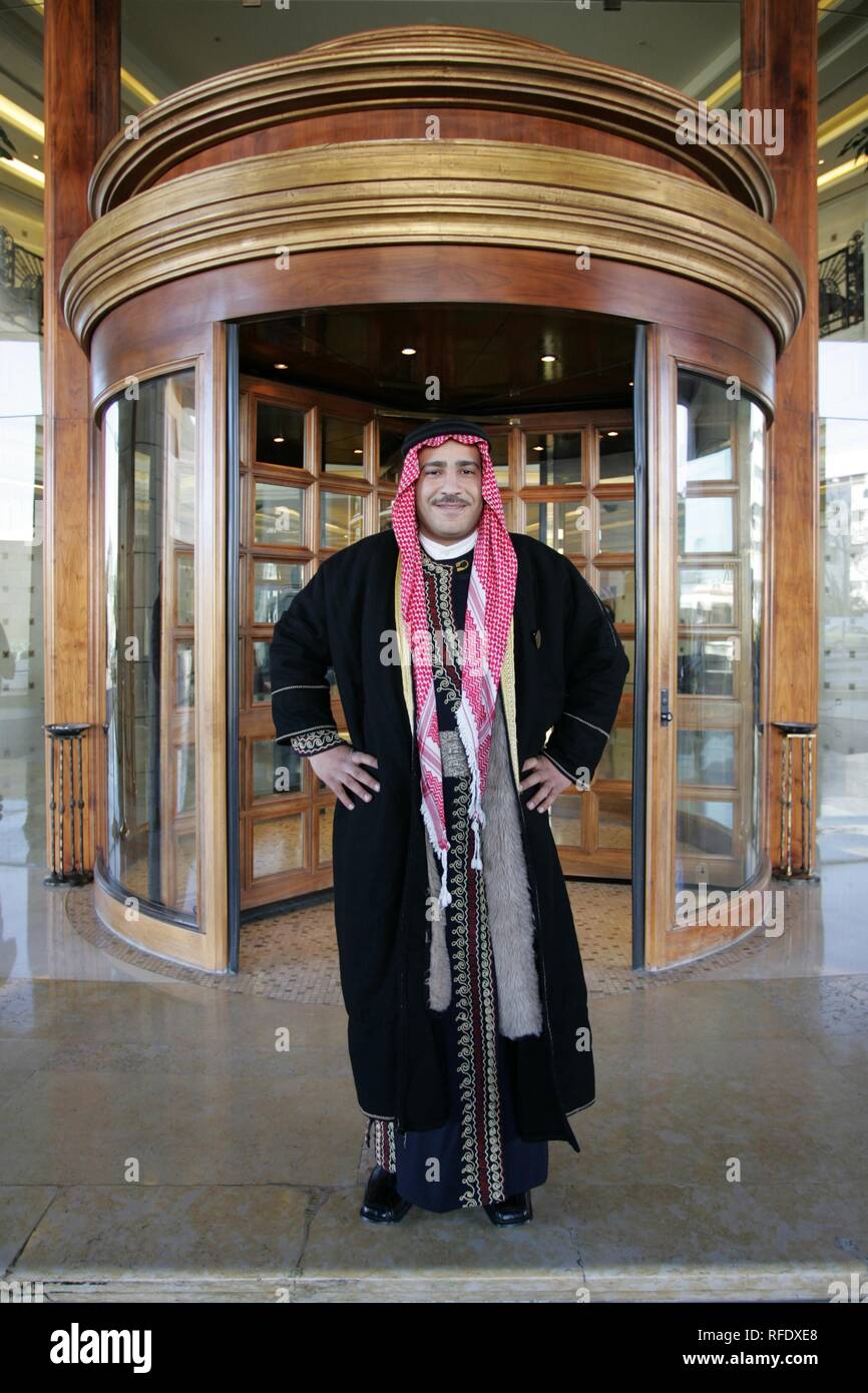 Portier steht -Fotos und -Bildmaterial in hoher Auflösung – Alamy