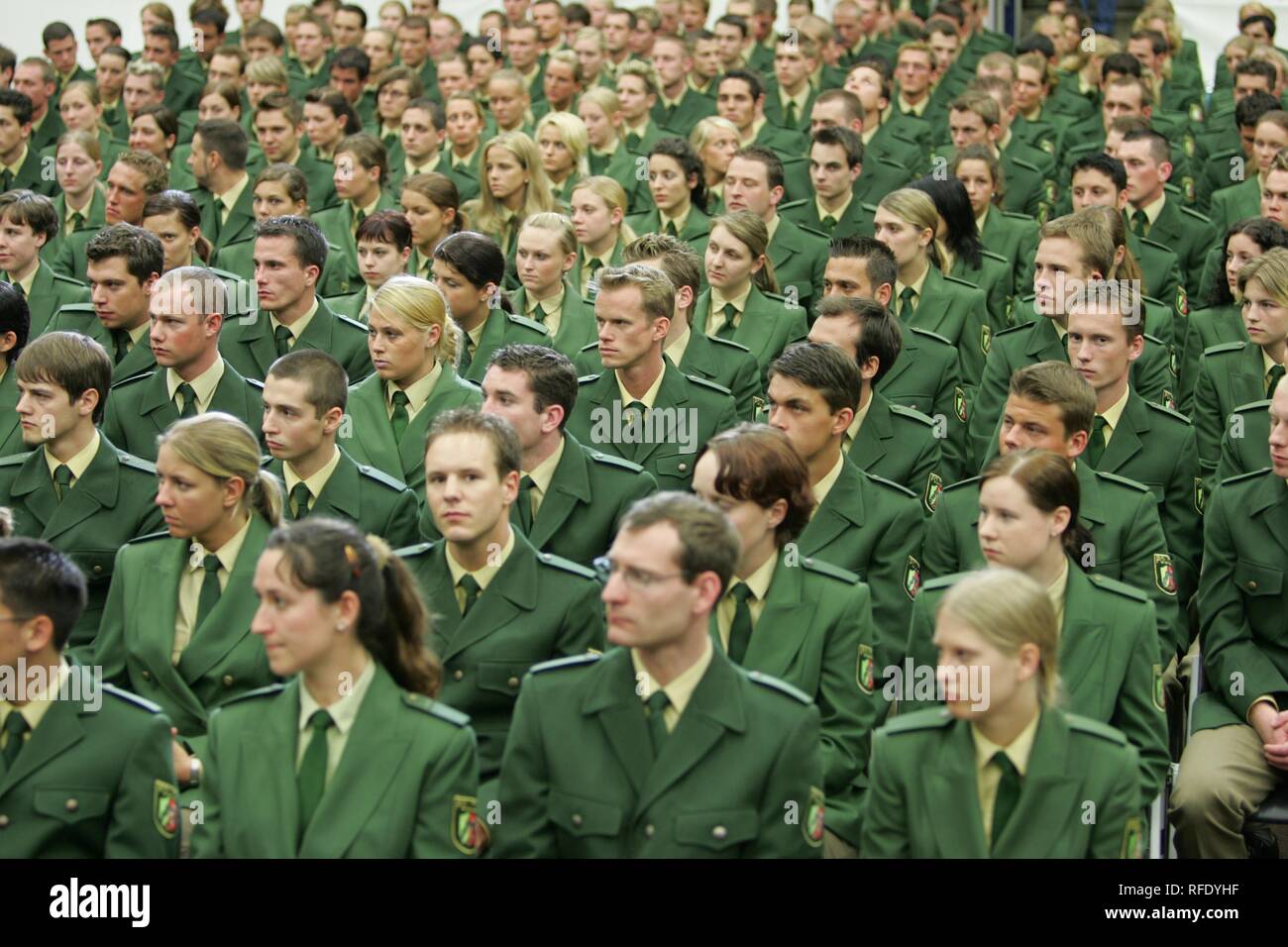 Deutsche polizei uniform grün -Fotos und -Bildmaterial in hoher ...