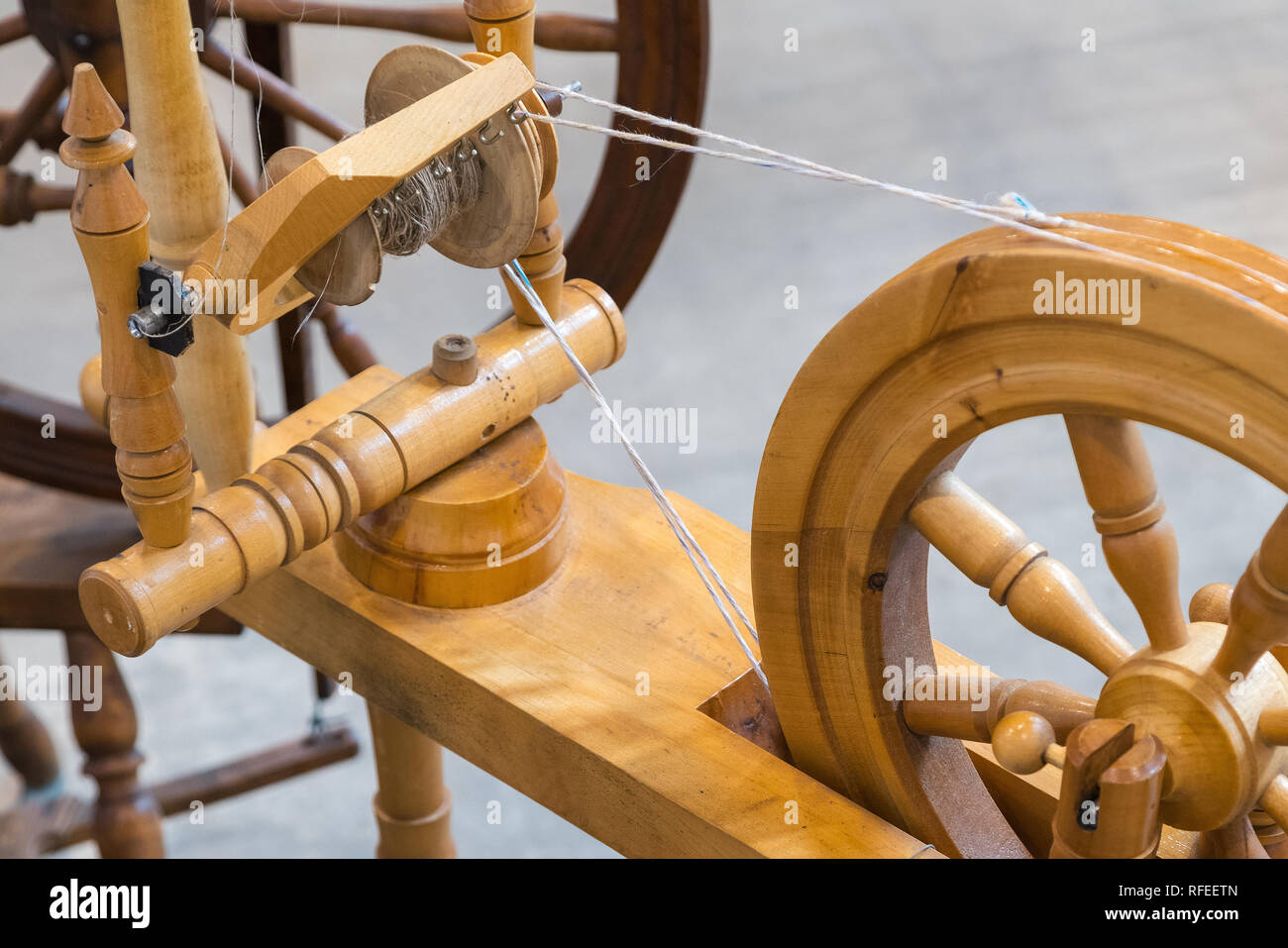 Antikes spinnrad -Fotos und -Bildmaterial in hoher Auflösung – Alamy