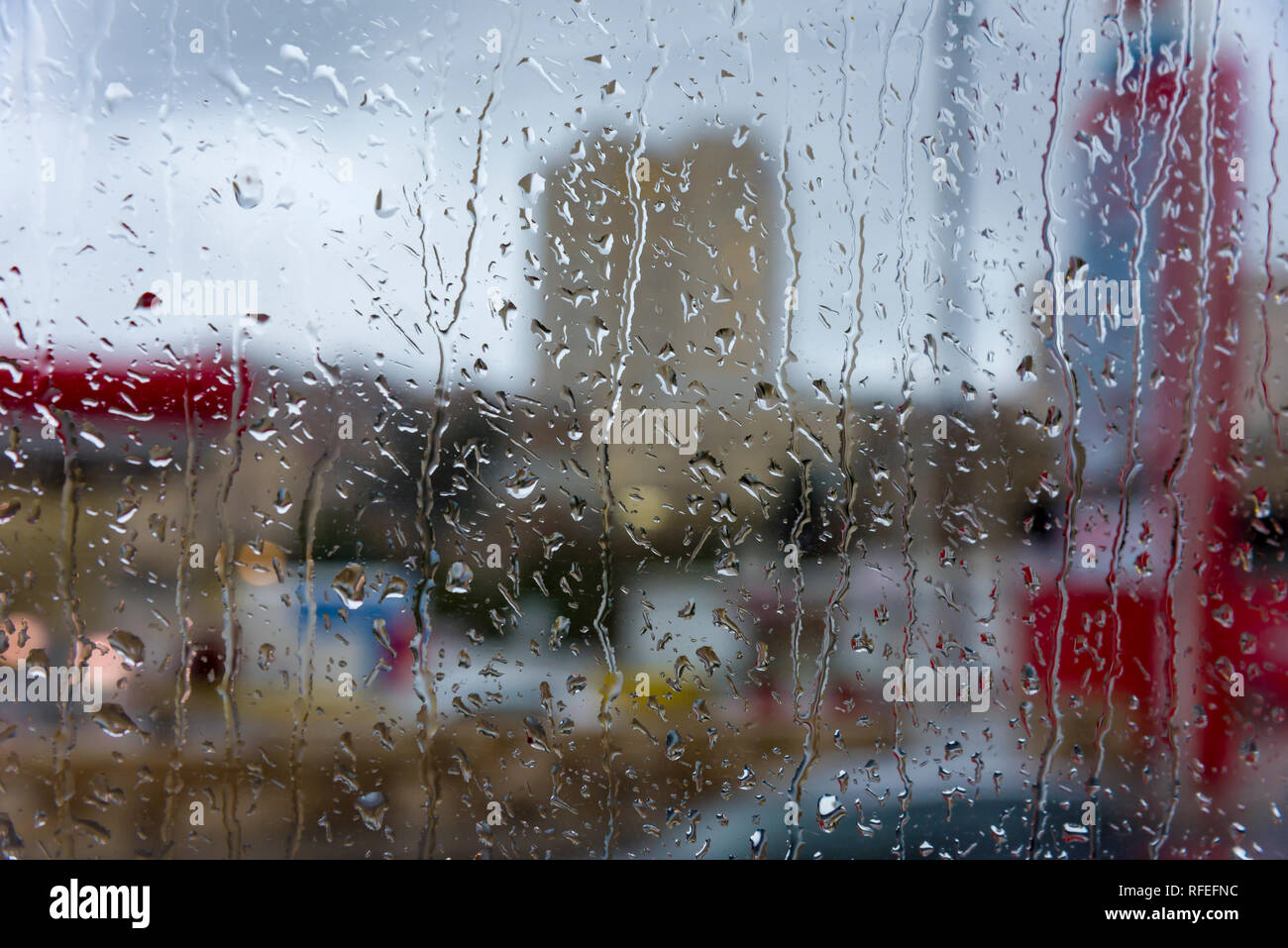 Regentage, Regen fällt auf Fenster, Regen, Regen, Regen und bokeh Regen ...