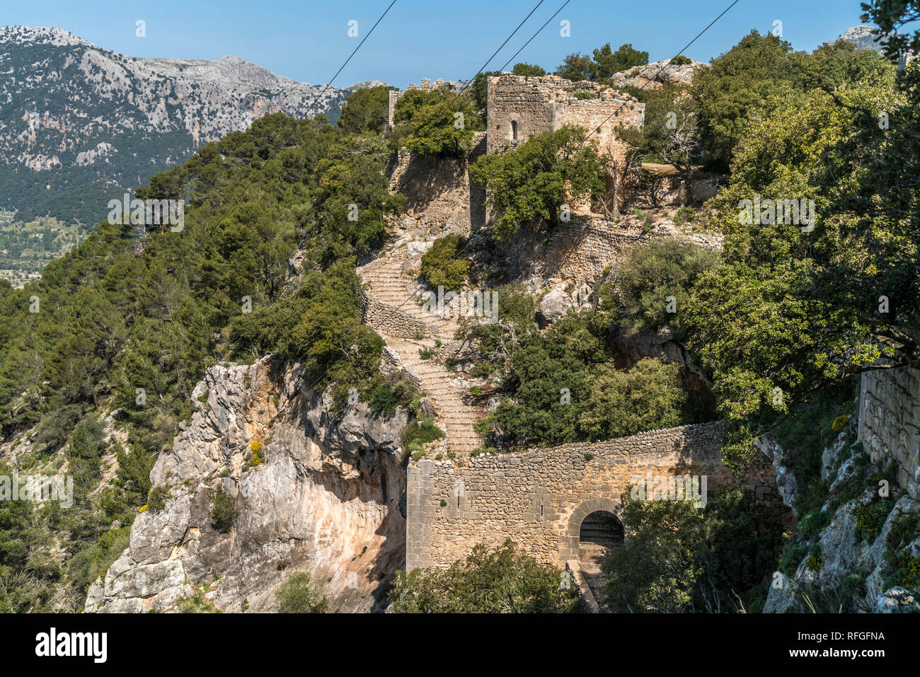 Burgruine Castell d'Alaro im Gebirge der Serra de Tramuntana, Mallorca ...