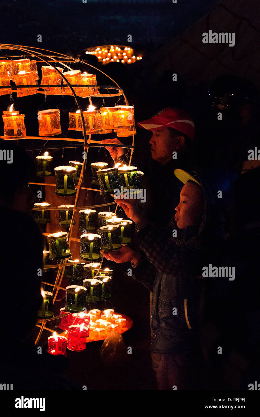 Kerzen anzeigen -Fotos und -Bildmaterial in hoher Auflösung – Alamy