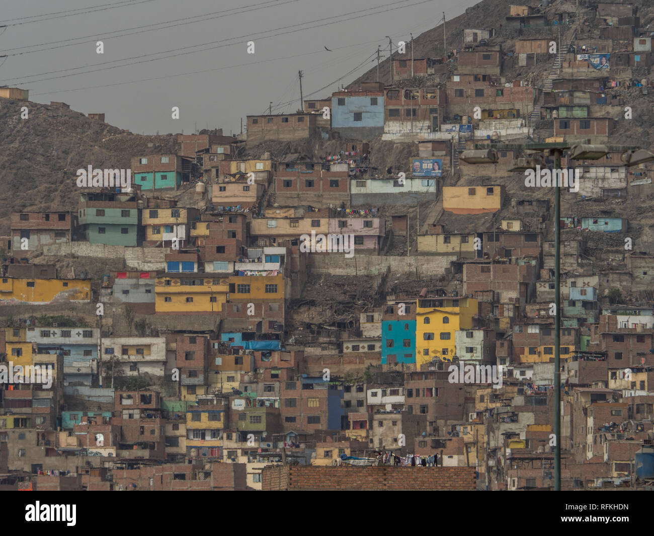 Slum housing lima -Fotos und -Bildmaterial in hoher Auflösung – Alamy