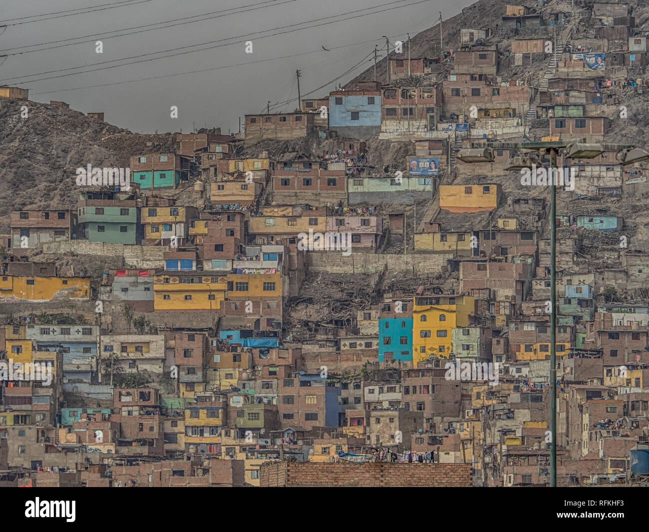 Lima, Peru - 07 Dezember, 2018: Teil des Slums an der Seite des Cerro ...