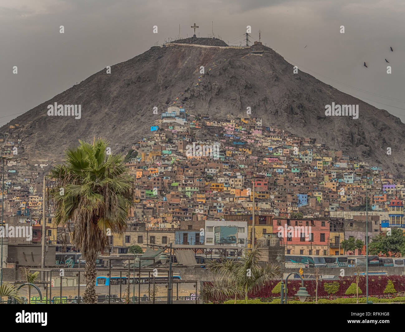 Lima, Peru - 07 Dezember, 2018: Teil des Slums an der Seite des Cerro ...