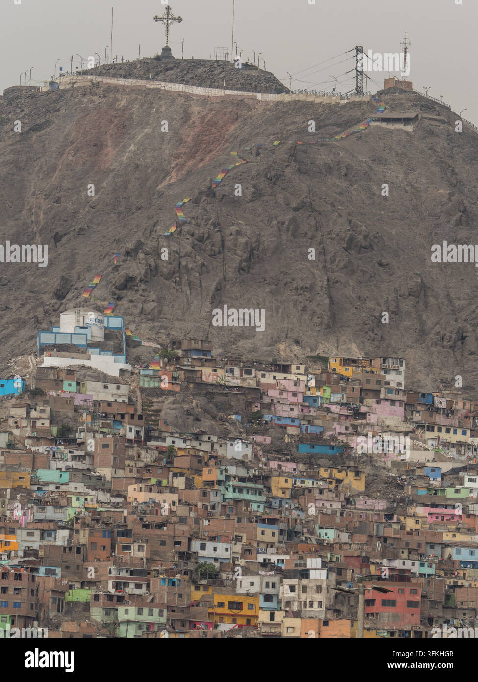 Lima, Peru - 07 Dezember, 2018: Teil des Slums an der Seite des Cerro ...