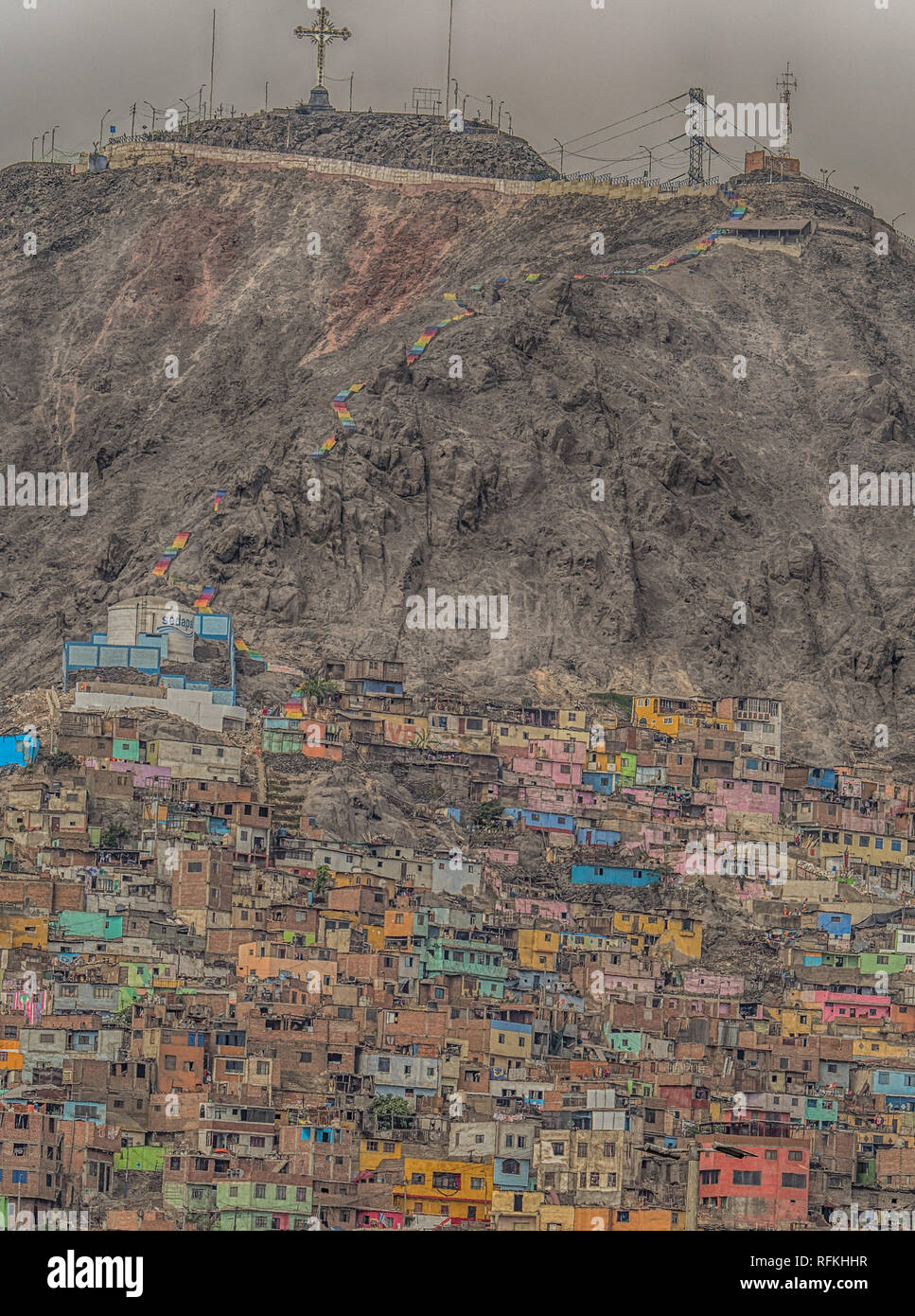 Lima, Peru - 07 Dezember, 2018: Teil des Slums an der Seite des Cerro ...