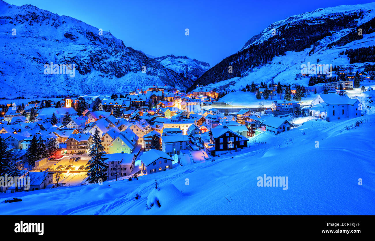 Andermatt Dorf in den Schweizer Alpen Berge, Schnee im Winter in blau Abend licht ...
