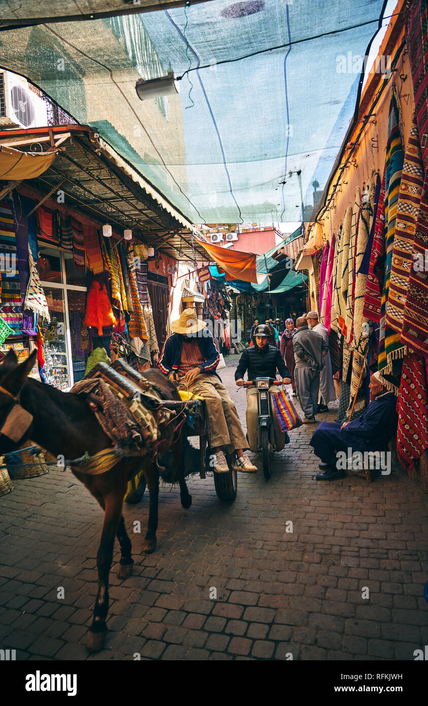 Szene eines traditionellen Souks - Basar - Straße von Marrakesch und ...