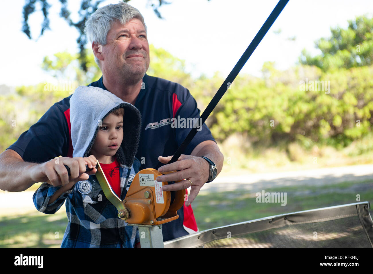 Junge, der eine winde bearbeitet Stockfotos und -bilder Kaufen - Alamy