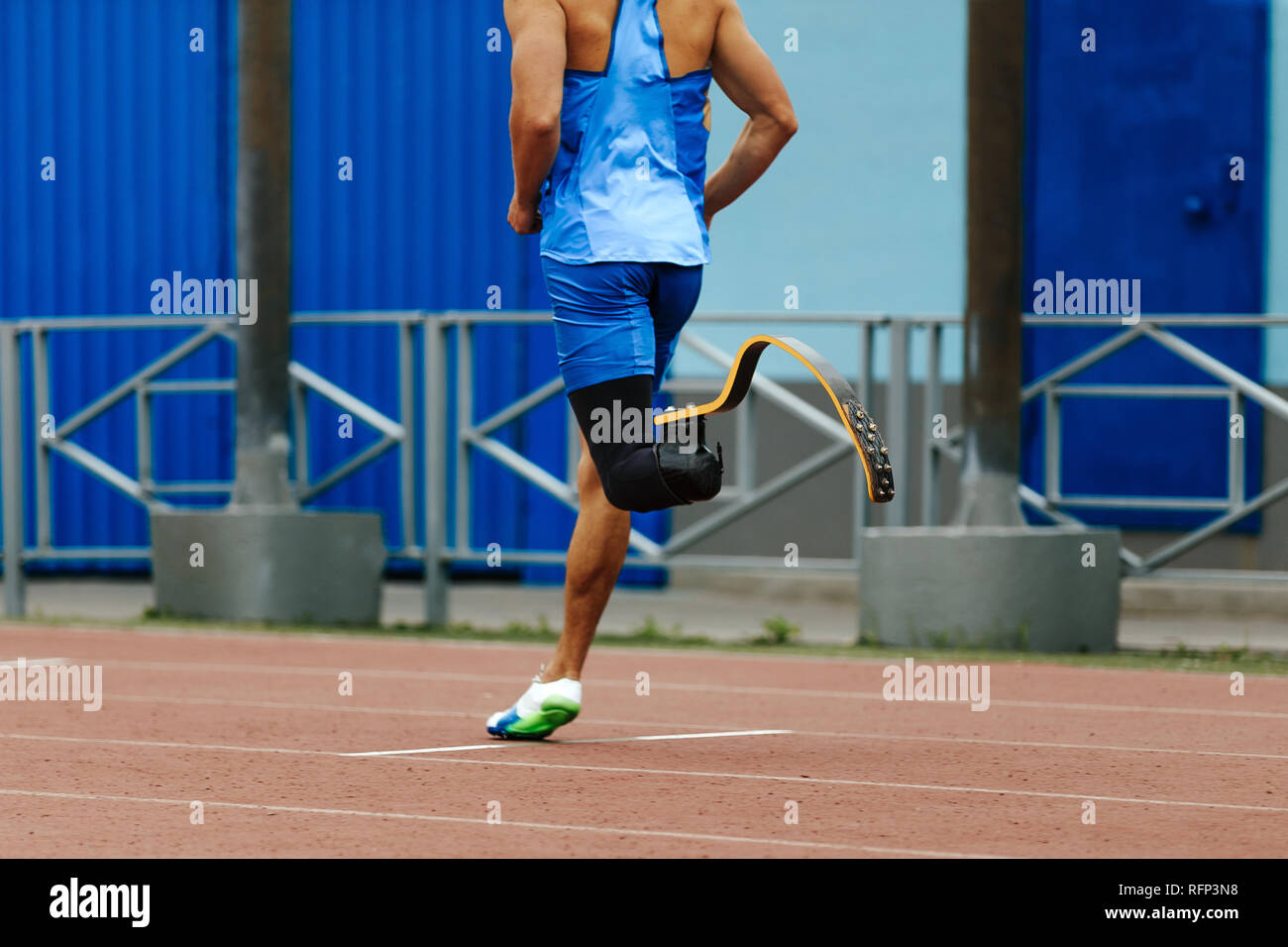 Amputee Runner mit prothetischen Laufstrecke Stadion Stockfotografie ...