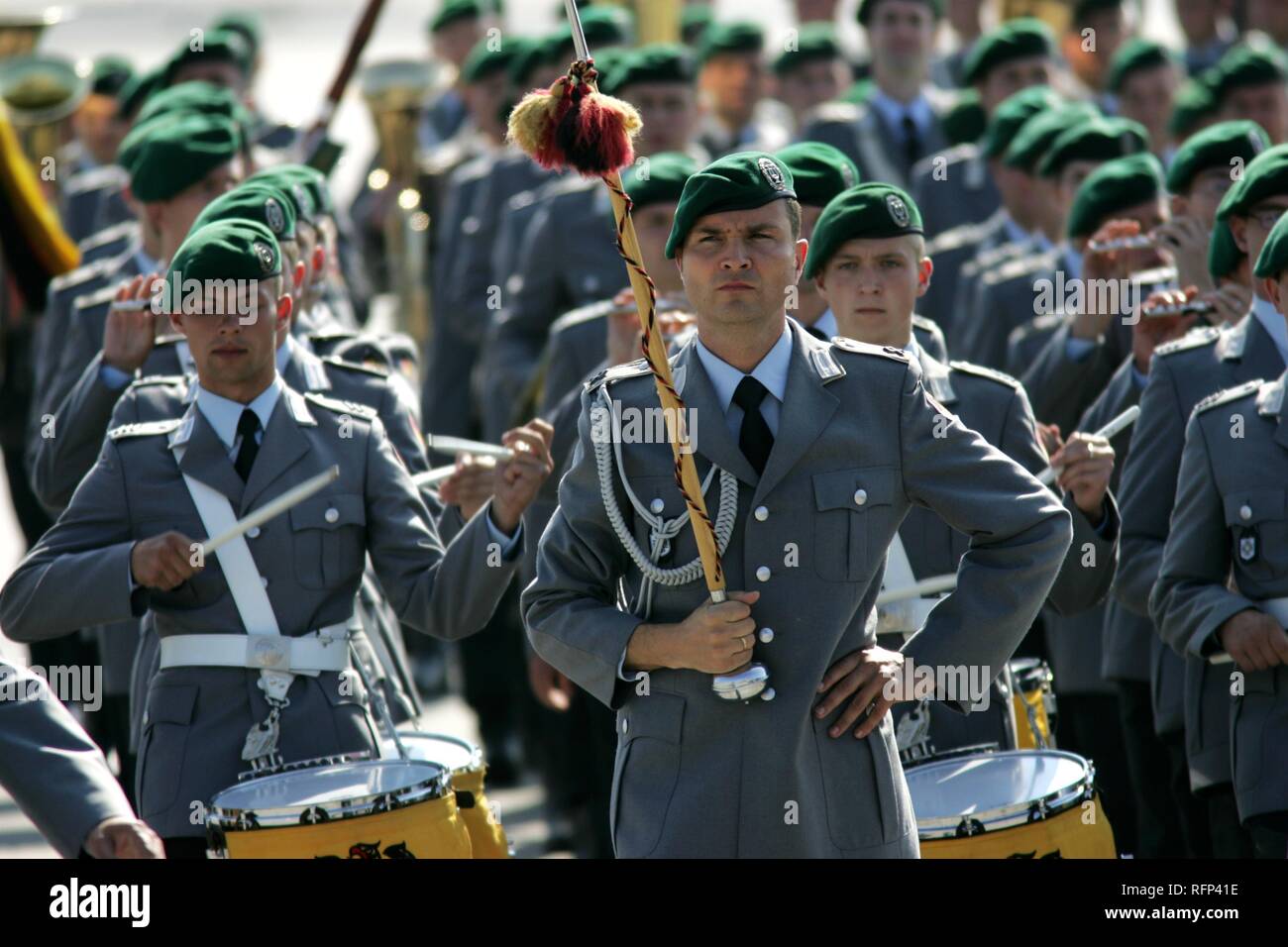 Honour guard of bundeswehr -Fotos und -Bildmaterial in hoher Auflösung ...