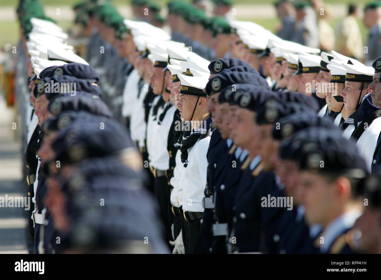Soldaten uniform bundeswehr bonn -Fotos und -Bildmaterial in hoher ...