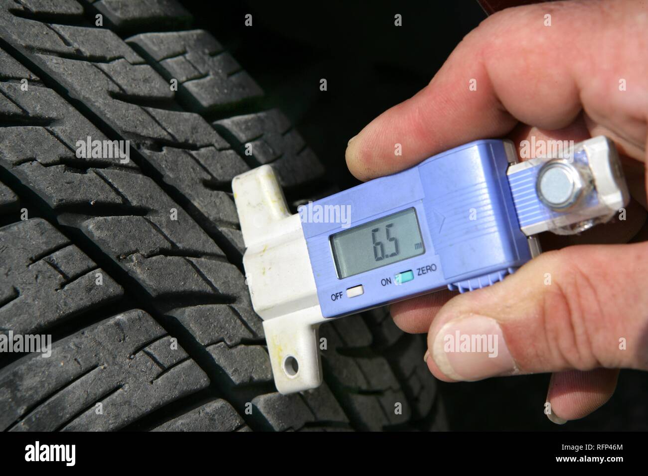 Profil profiltiefe reifen reifen -Fotos und -Bildmaterial in hoher ...