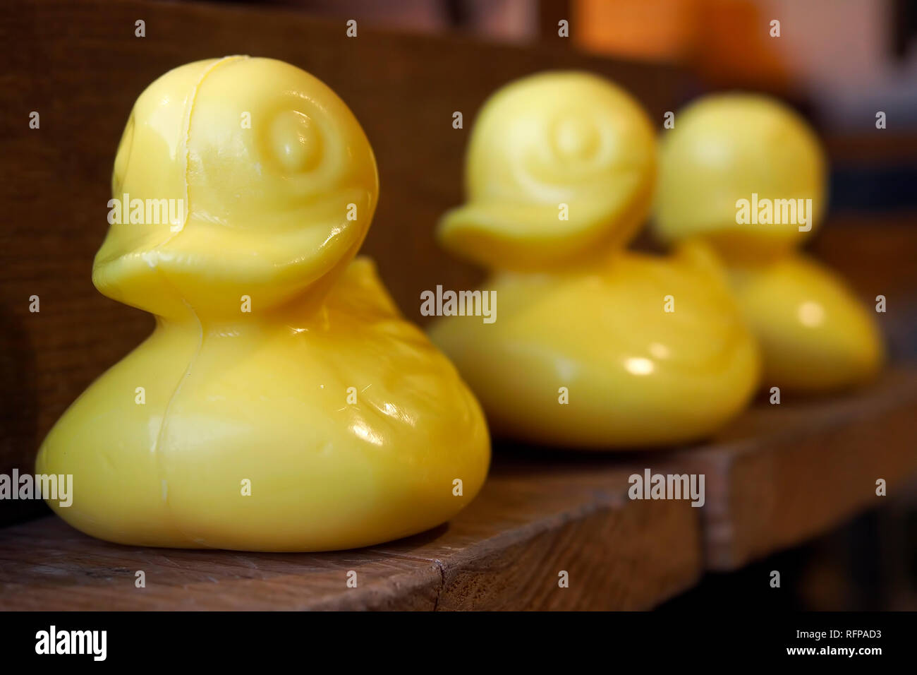 Gelbe enten -Fotos und -Bildmaterial in hoher Auflösung – Alamy
