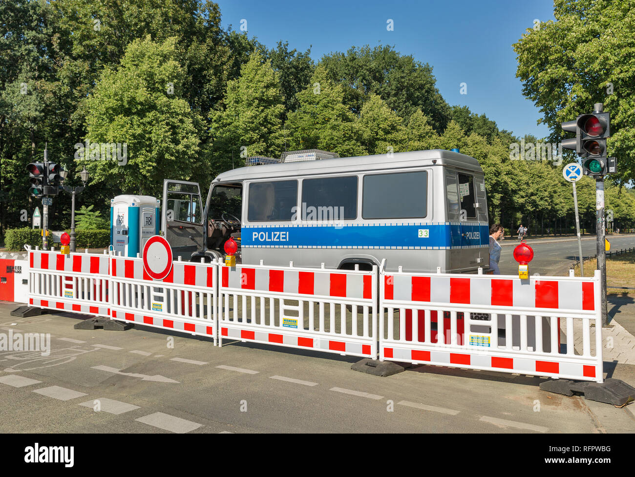 Polizisten bus deutschland -Fotos und -Bildmaterial in hoher Auflösung ...