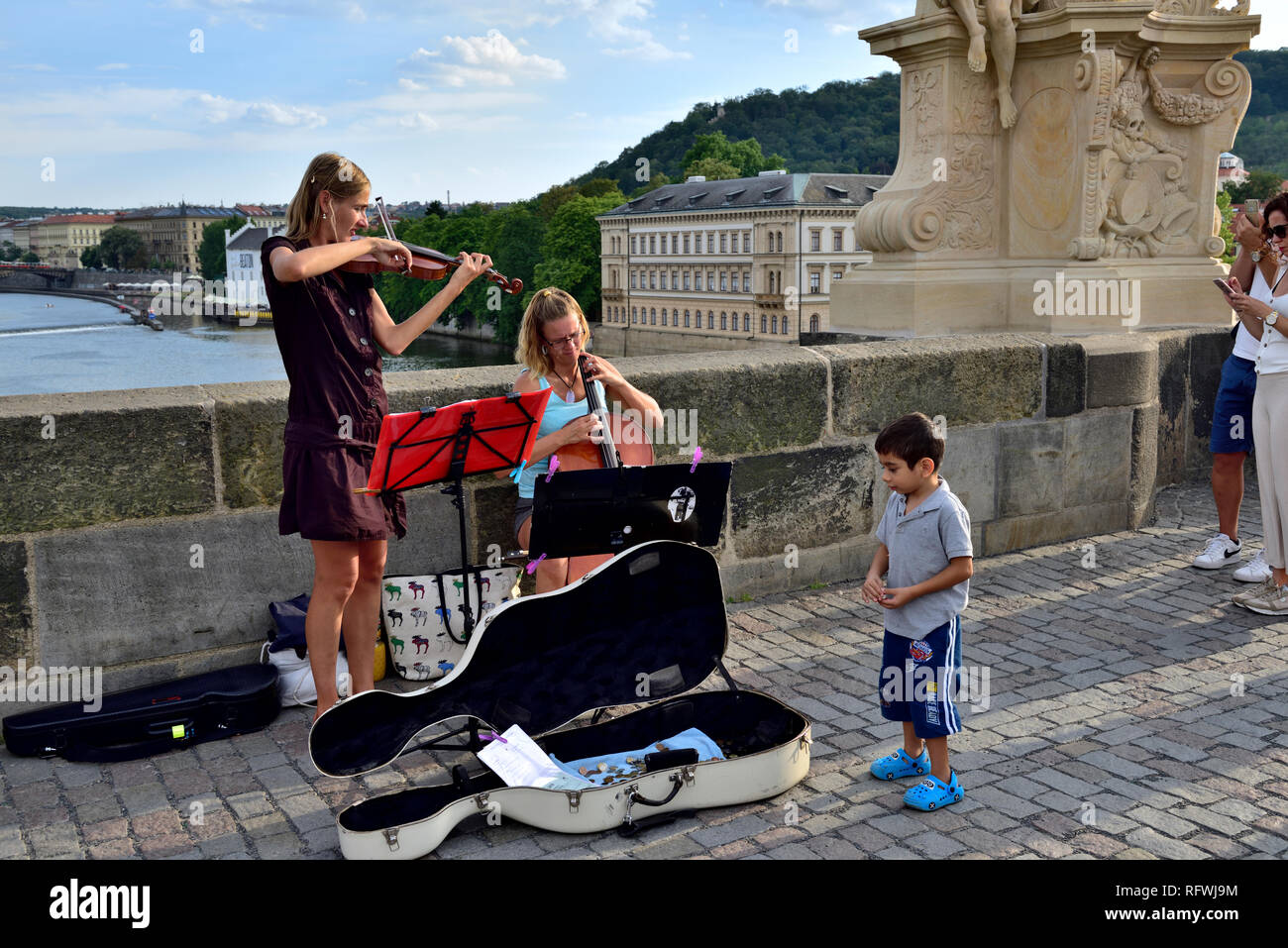 Musiker spielen auf der straße -Fotos und -Bildmaterial in hoher Auflösung - Seite 2 - Alamy
