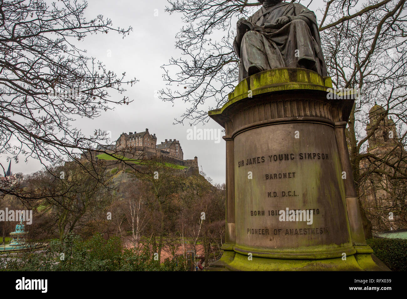 Statue von sir james young simpson -Fotos und -Bildmaterial in hoher ...